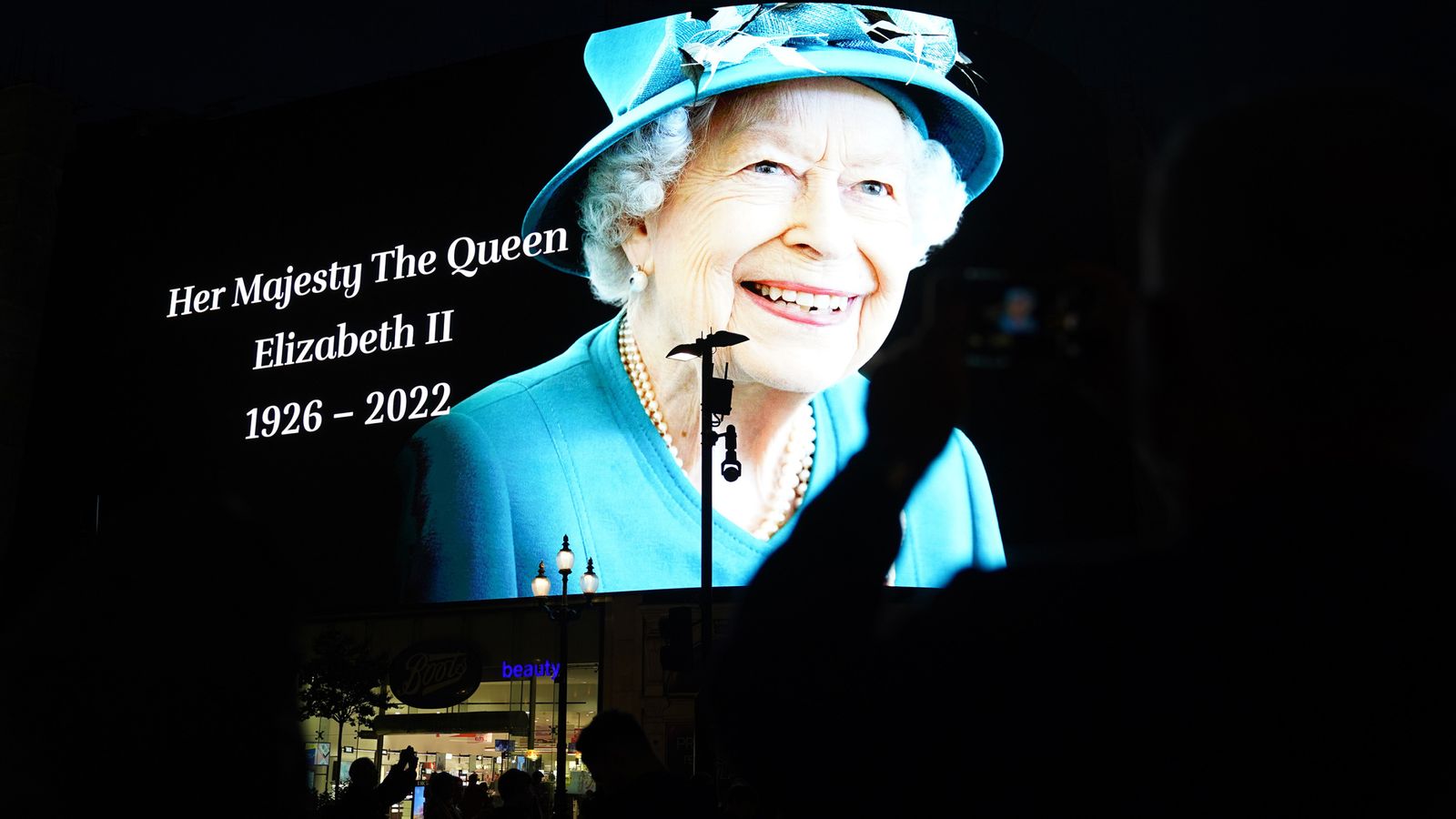 Queen dies: People pay tribute across the land as period of mourning ...