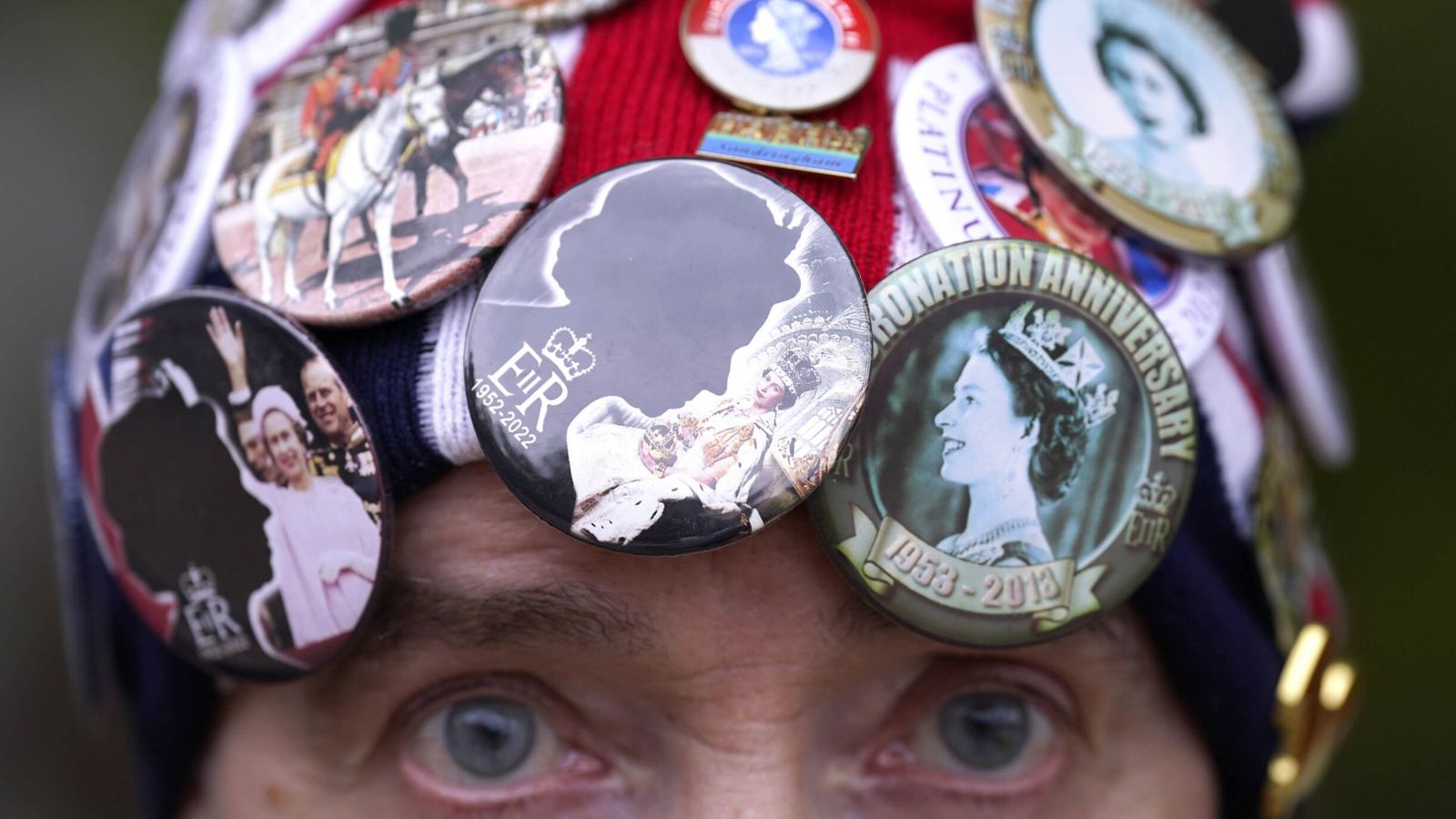 'I'm in pain but I want to do this' - The royal fans camping outside ...