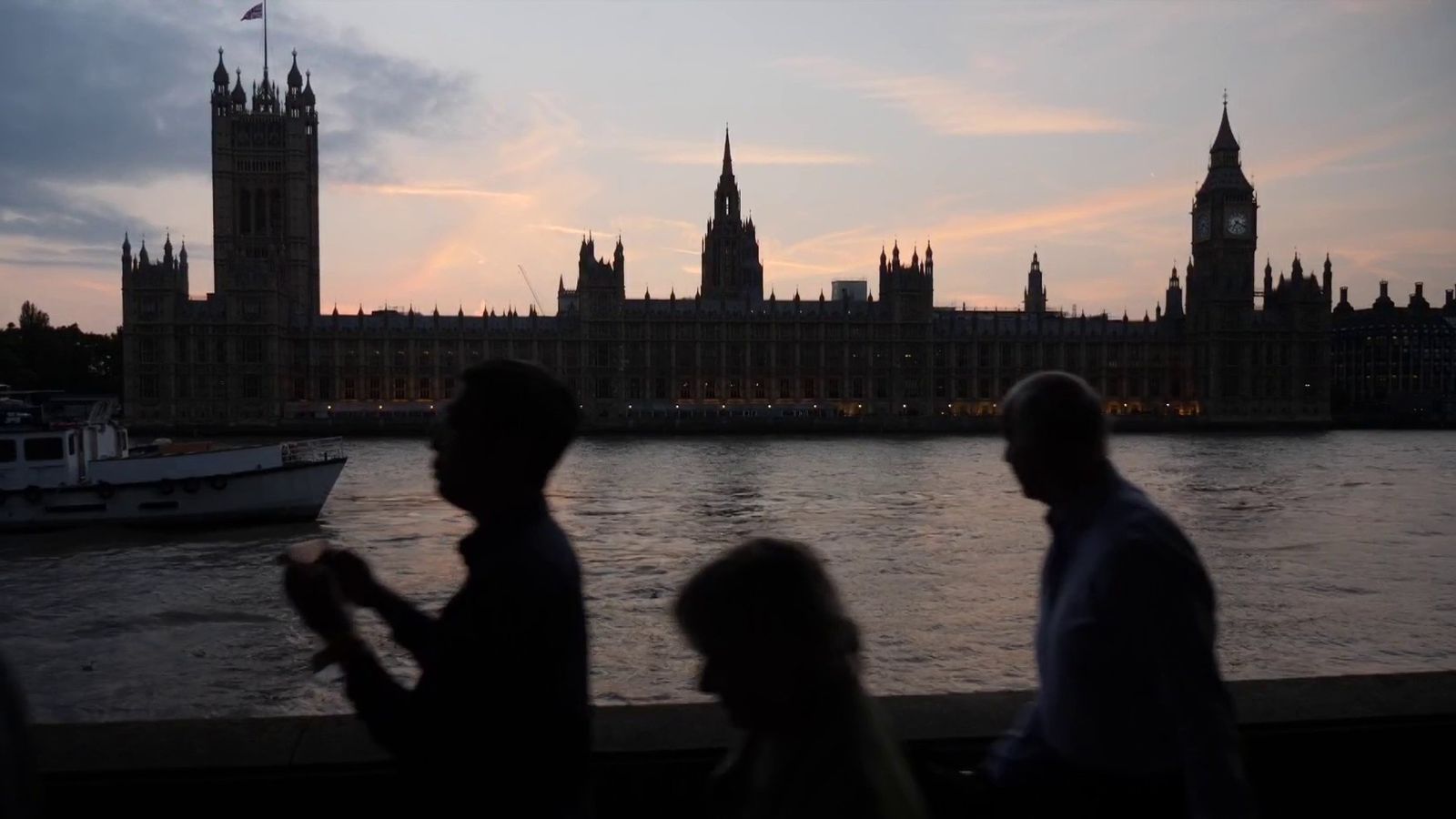 Crowds queue through the night | News UK Video News | Sky News