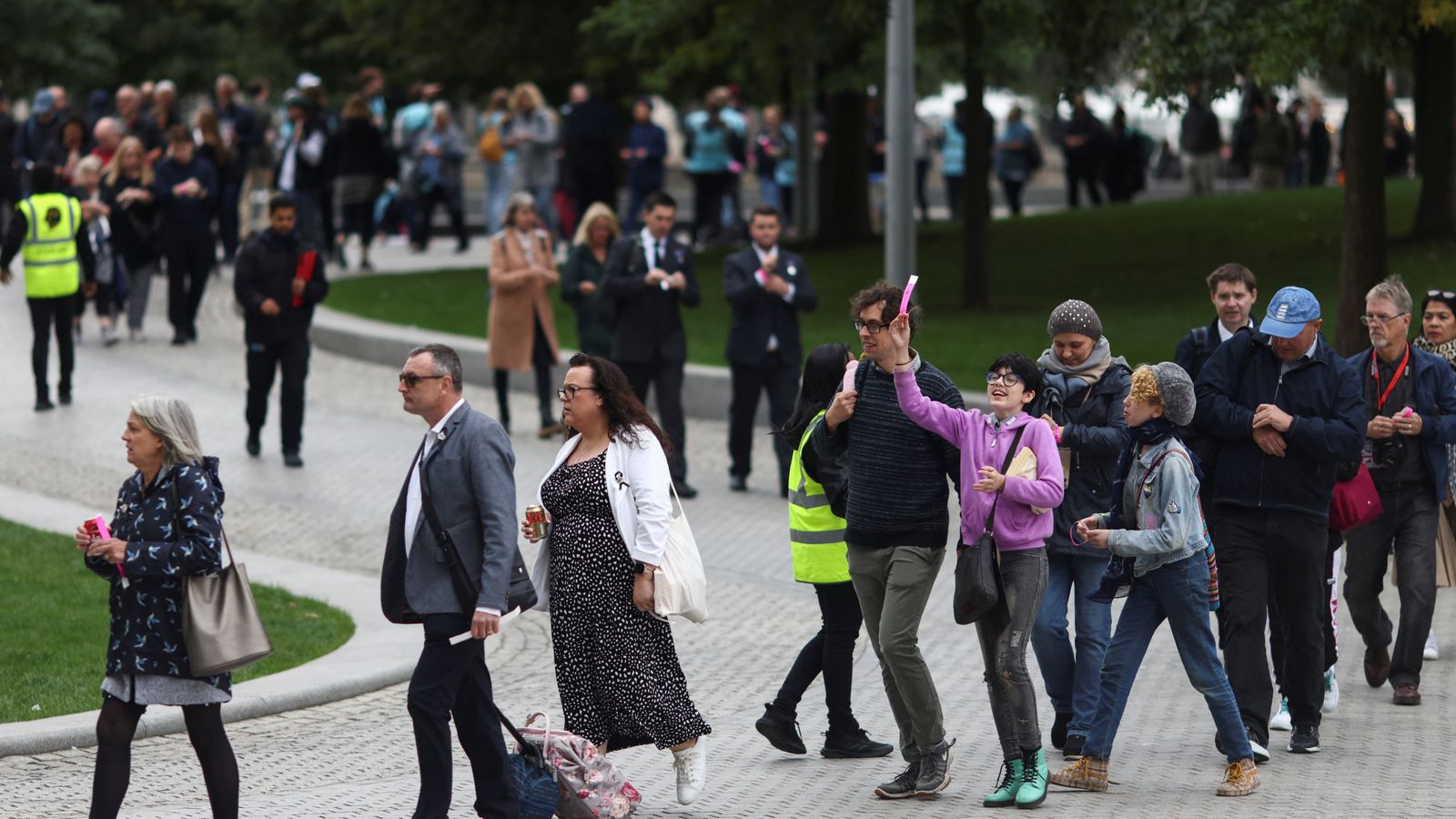 Queen queue doubles in length to pass Tower Bridge - and continues to ...