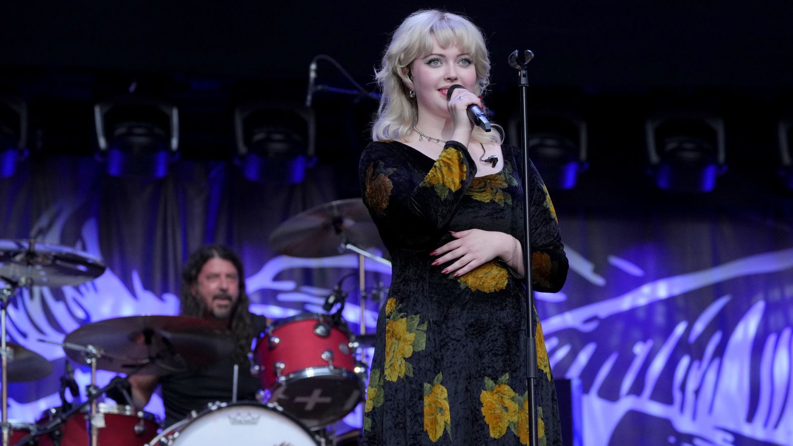 Foo Fighters say emotional goodbye to drummer Taylor Hawkins with star ...