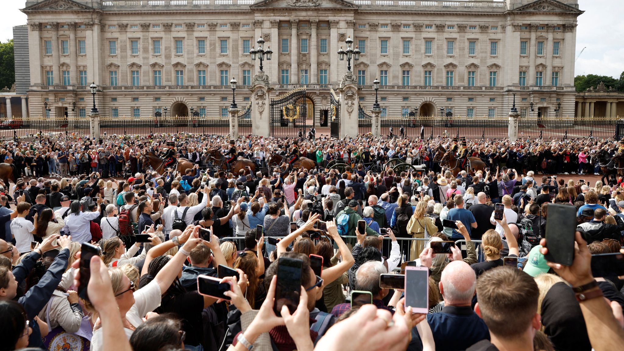 Thousands gather at Buckingham Palace to honour Queen - as lucky few ...