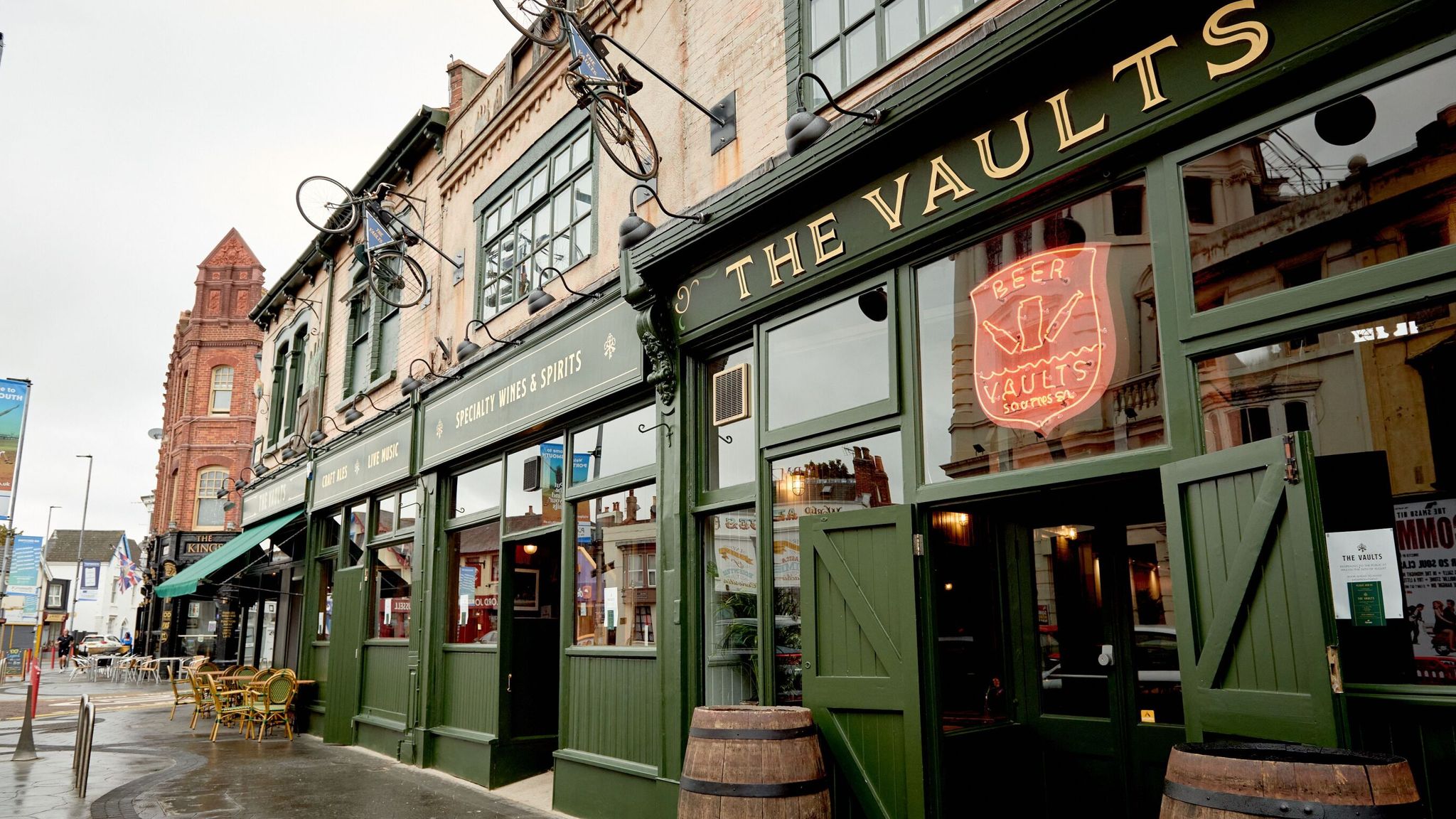 Cost of living: Pub firm warns of £18m energy bill as businesses await ...