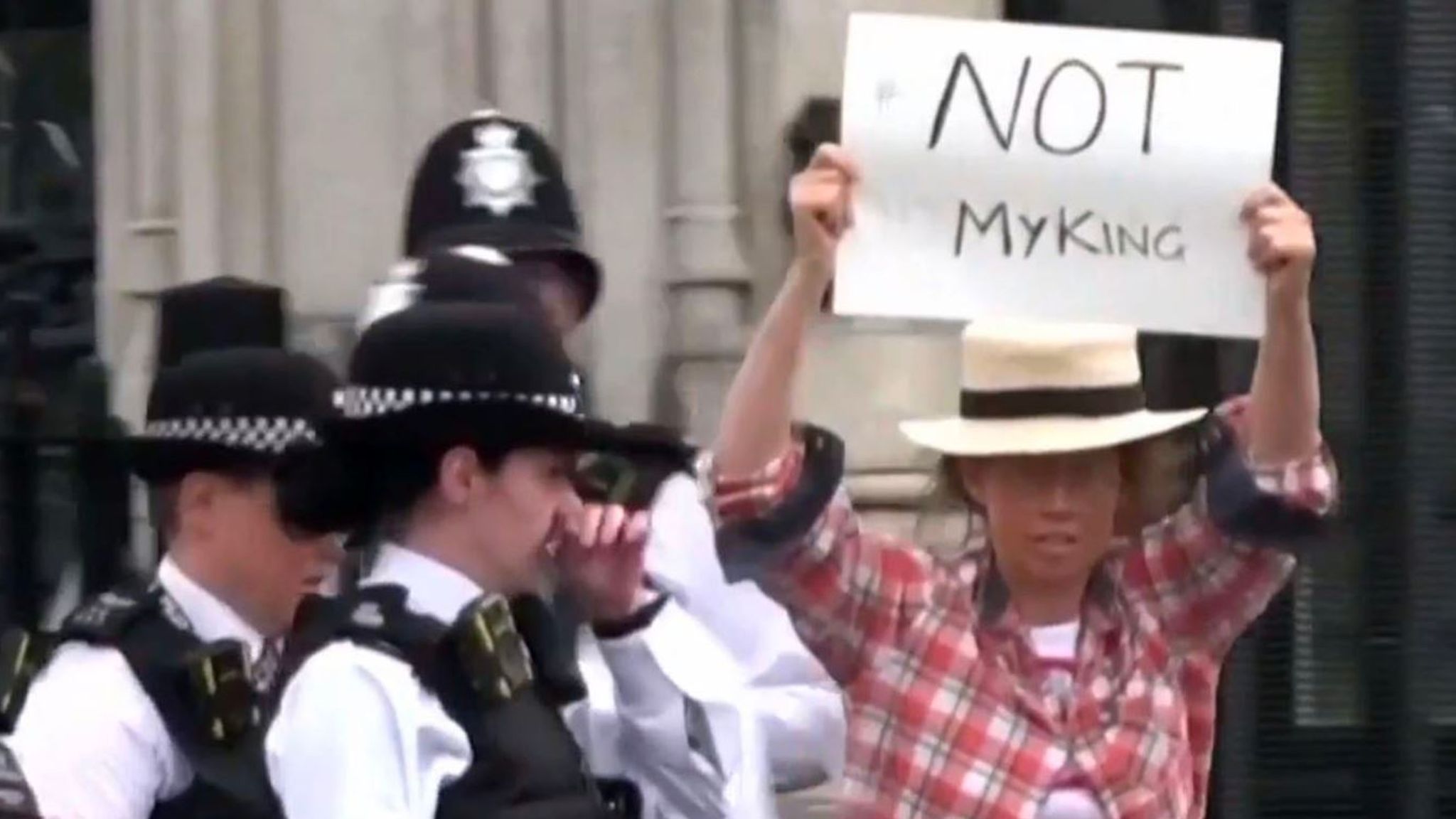 People against monarchy 'have right to protest', police say - after man ...