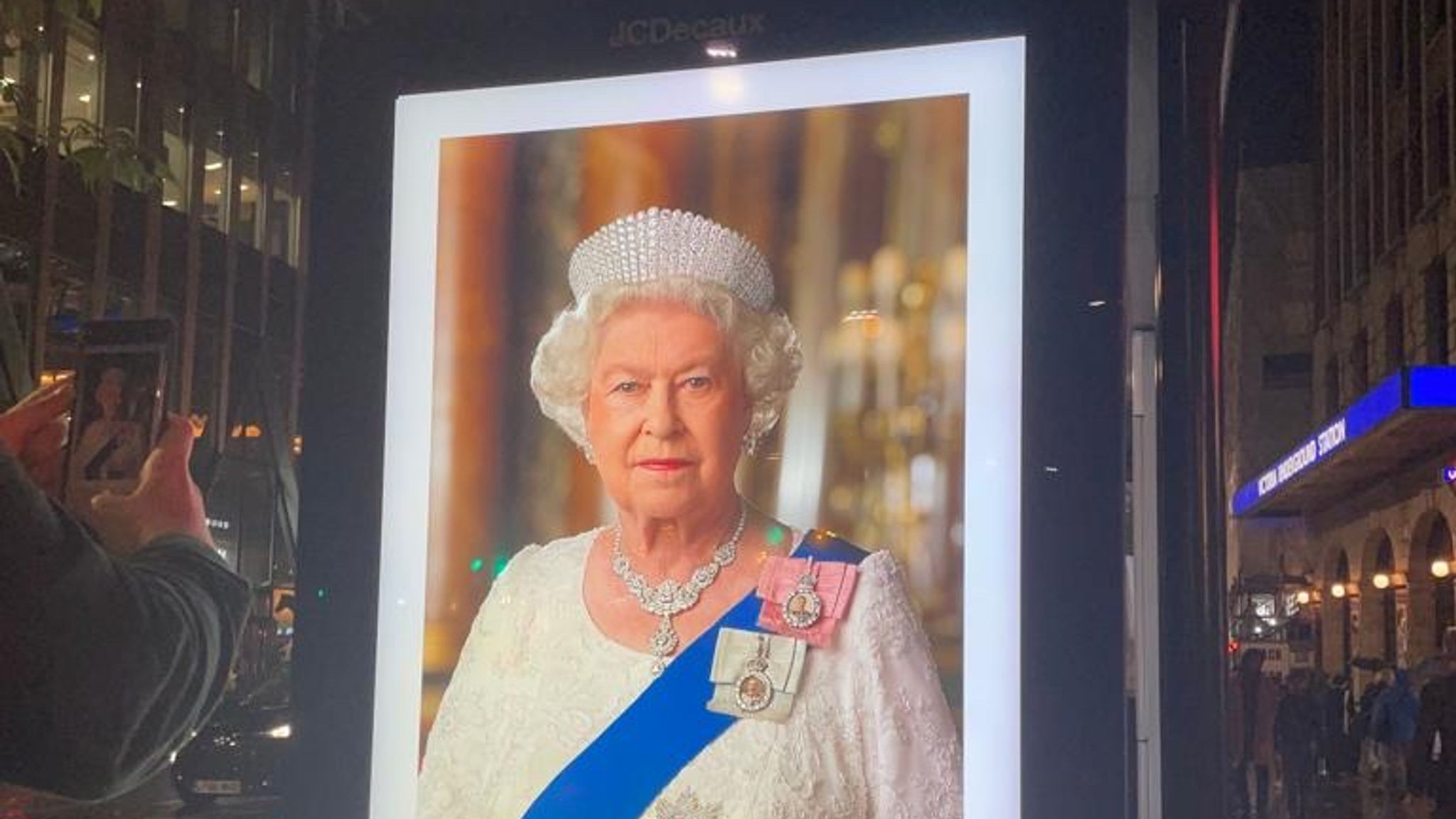 Queen's death: Mourners gather at Buckingham Palace to pay their ...
