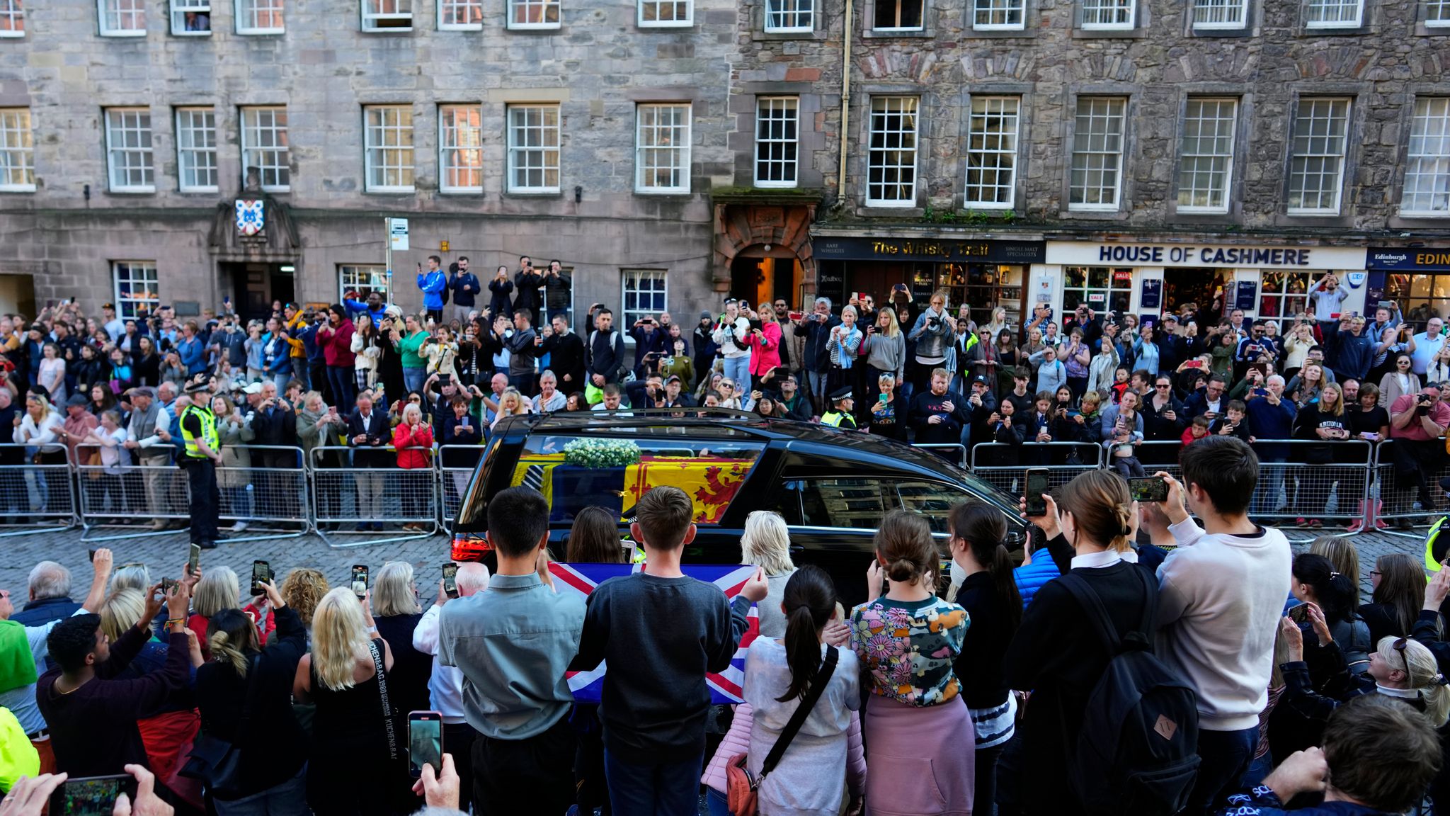 In pictures: The Queen's journey back to Buckingham Palace | UK News ...