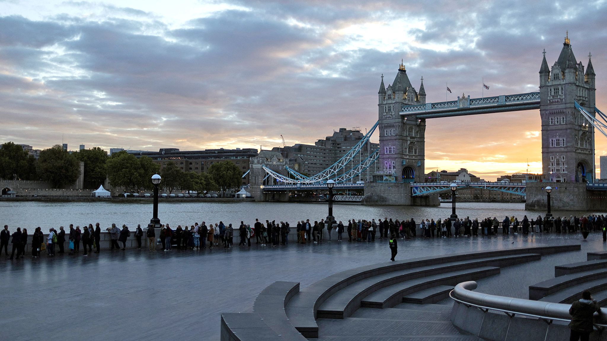 Queue to see Queen paused for at least six hours after hitting capacity ...