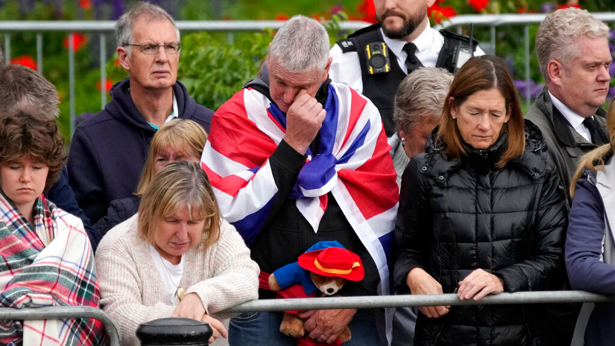 Queen's state funeral: Thousands gather in London to say goodbye to ...