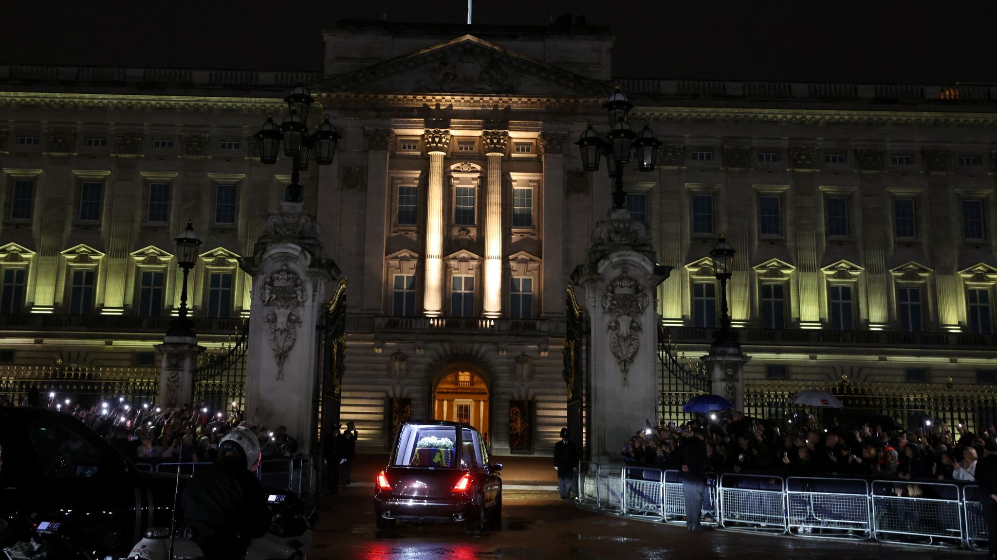 In pictures: The Queen's journey back to Buckingham Palace | UK News ...
