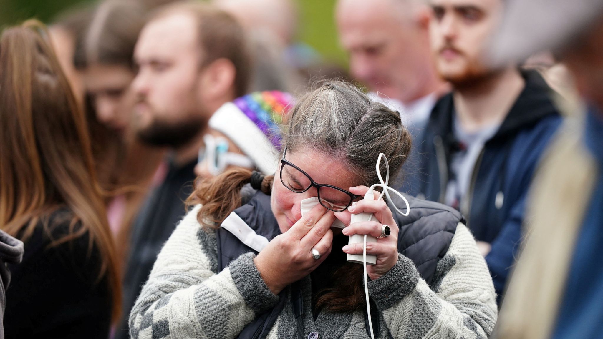 Queen's state funeral: Thousands gather in London to say goodbye to ...