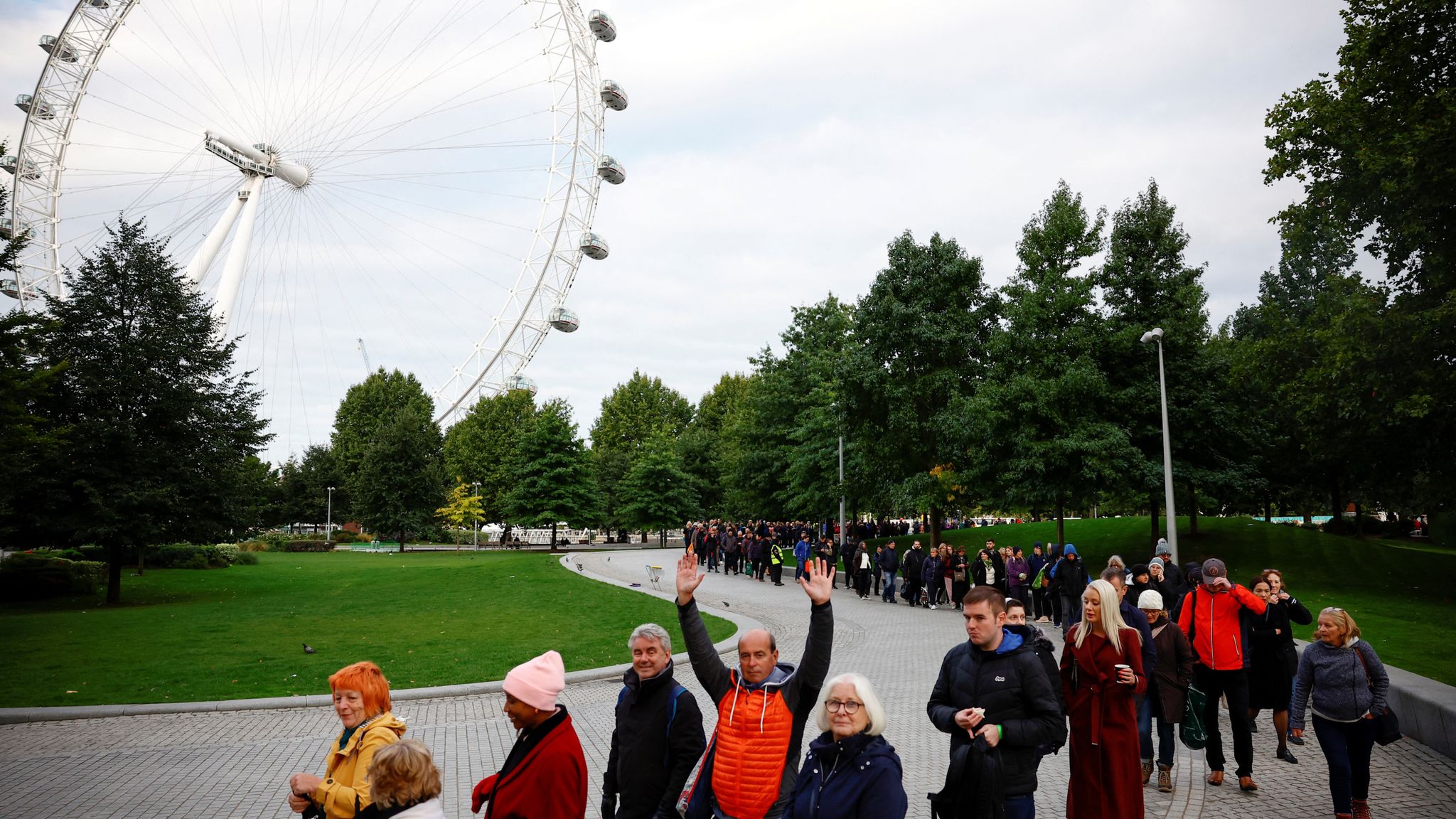 Queue to see Queen paused for at least six hours after hitting capacity ...