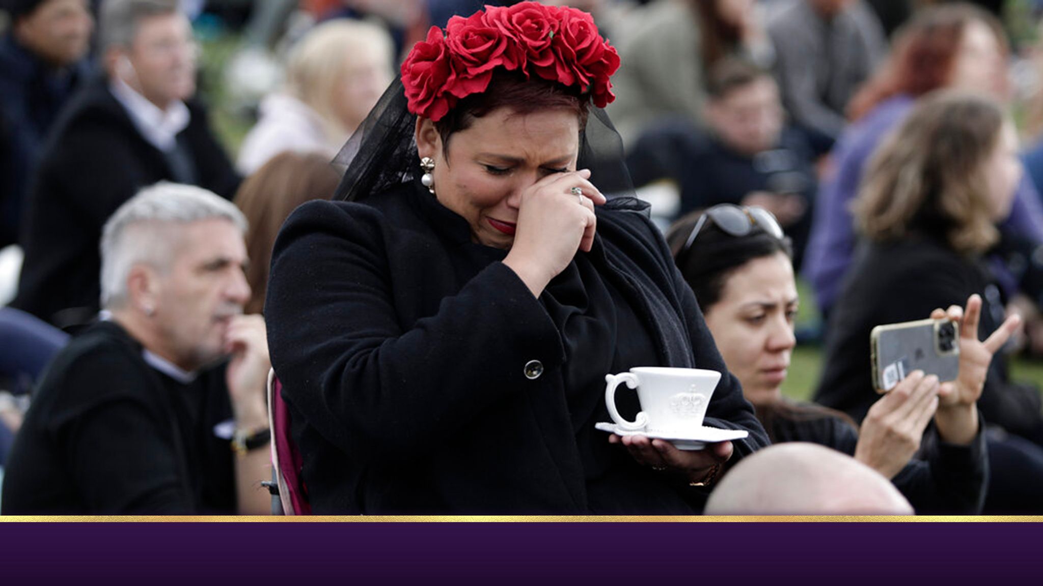 Queen's state funeral: Thousands gather in London to say goodbye to ...