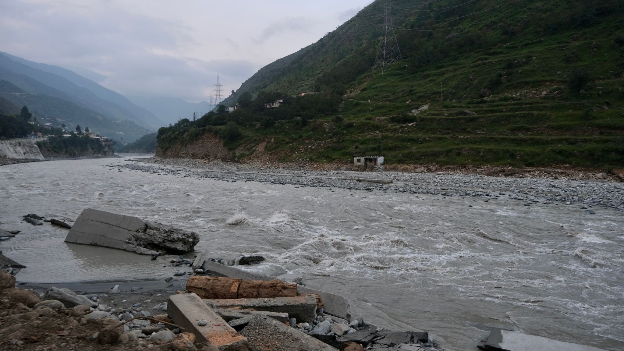 Pakistan floods: Men trek 20 miles from cut-off town to get food for ...