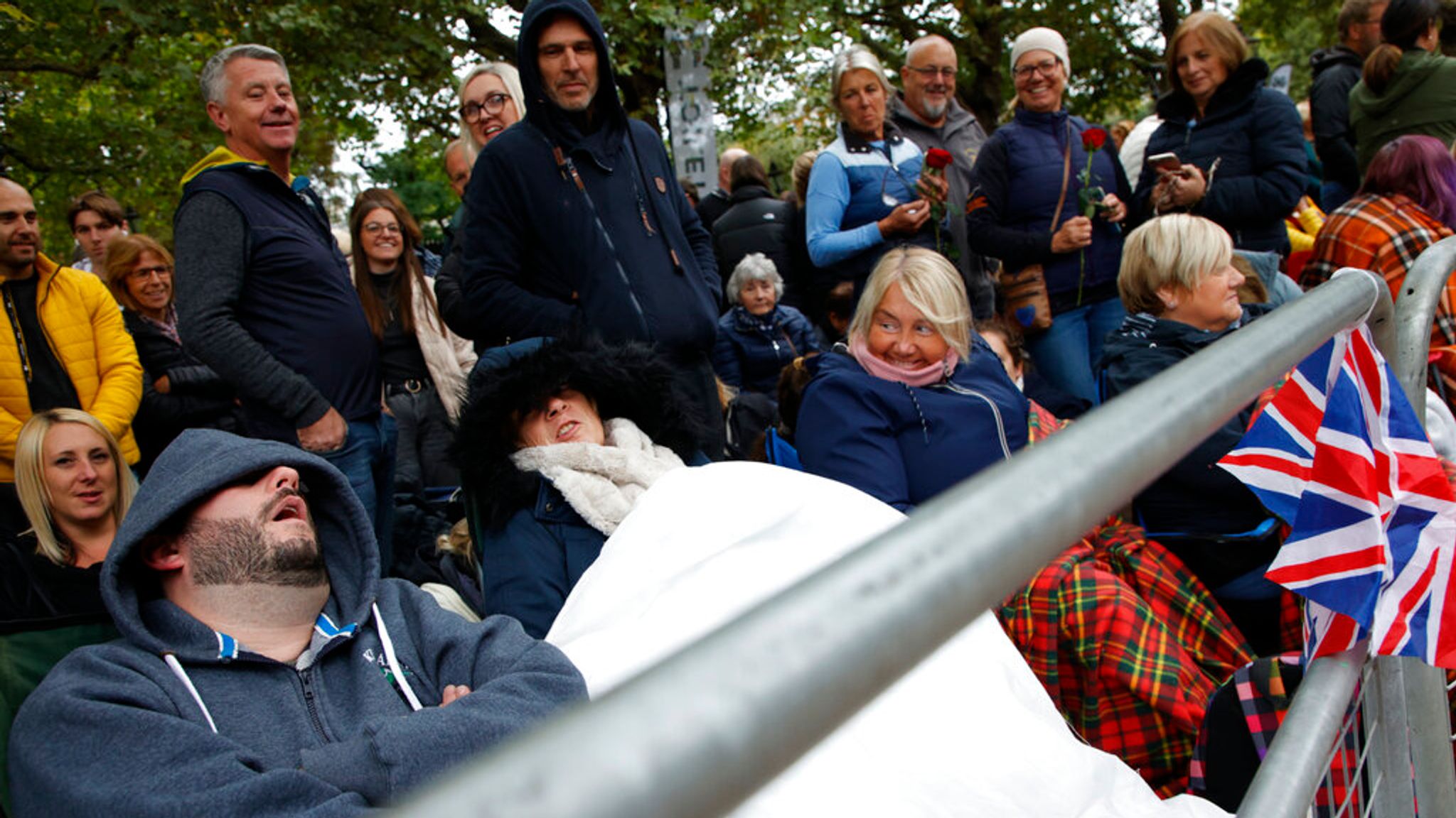 Queen's state funeral: Thousands gather in London to say goodbye to ...