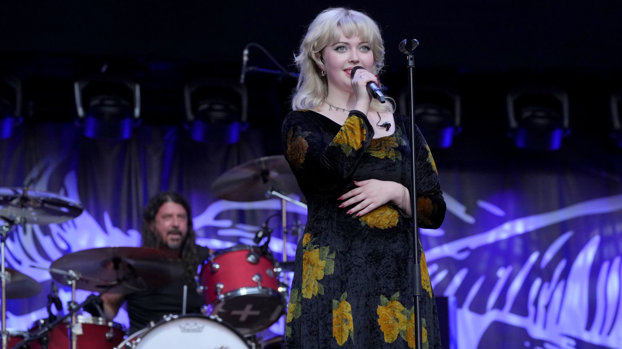 Foo Fighters say emotional goodbye to drummer Taylor Hawkins with star ...