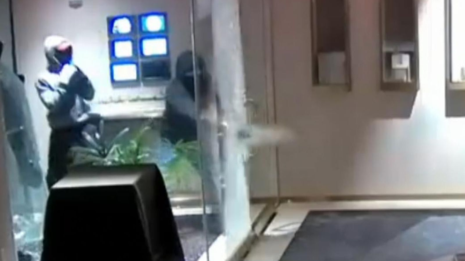 CCTV: Suspects grab £400,000-worth of jewels in Manhattan heist | US ...