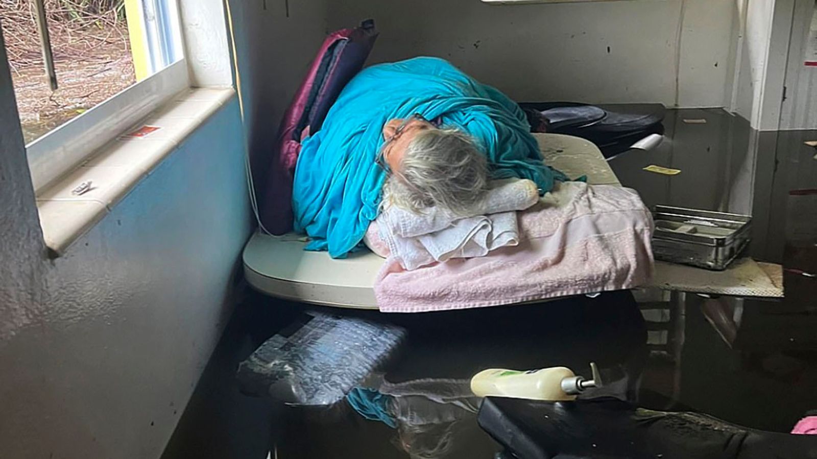 Hurricane Ian: Man swims 45 minutes through floodwater to save his ...