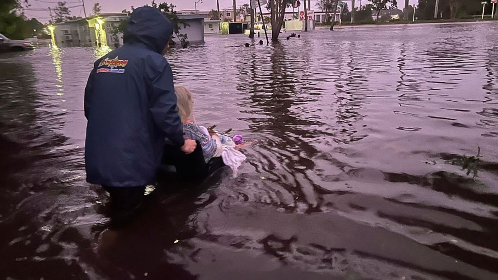 Hurricane Ian: Man swims 45 minutes through floodwater to save his ...