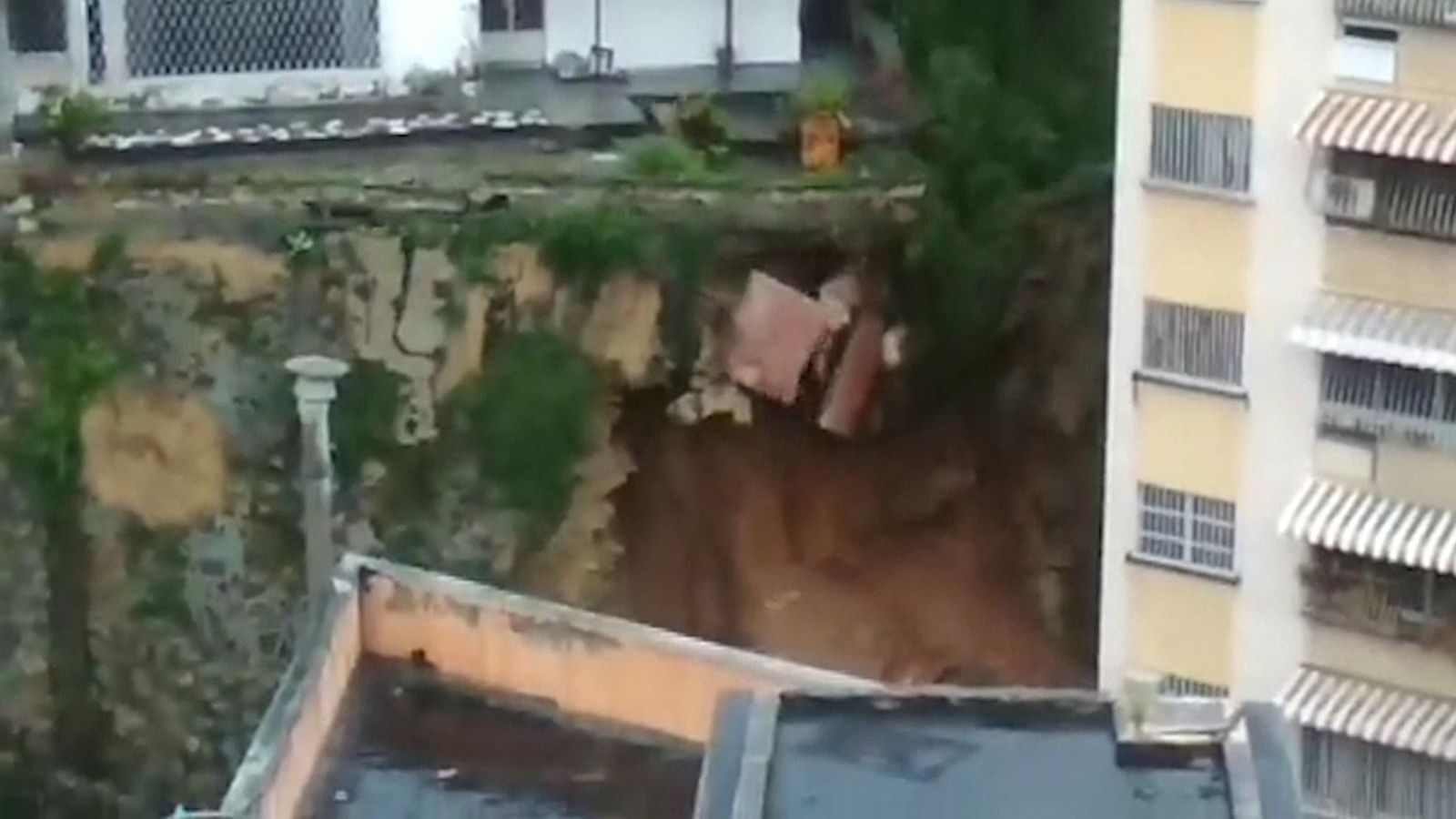 Moment ground falls away under house causing a landslide in Venezuela ...