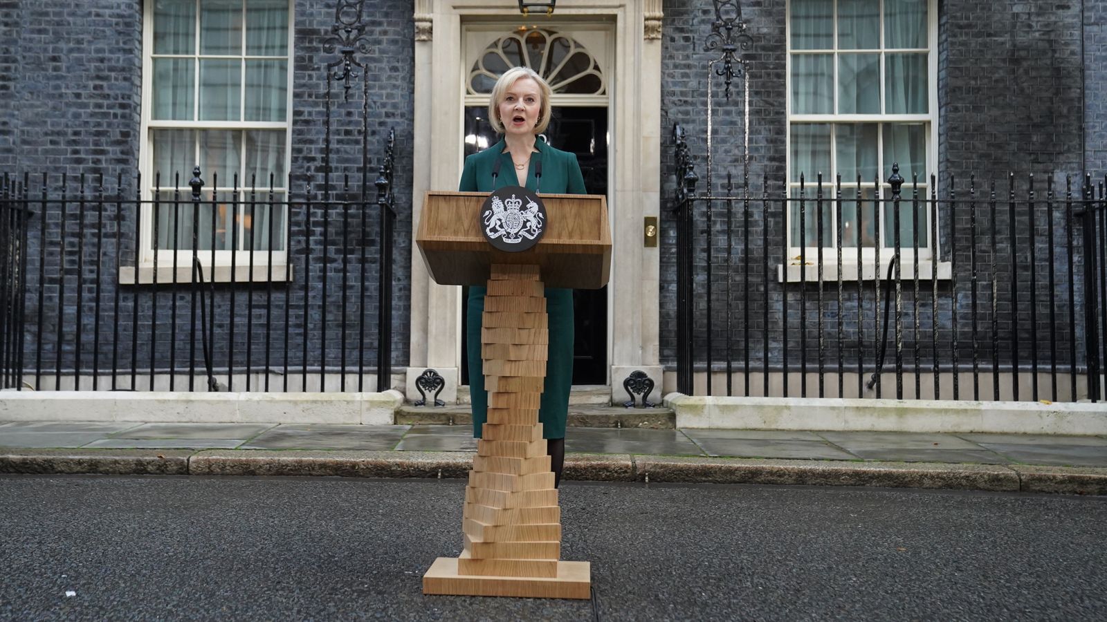 New PM, new lectern: Sunak goes for 'solid and stable' after Truss's ...