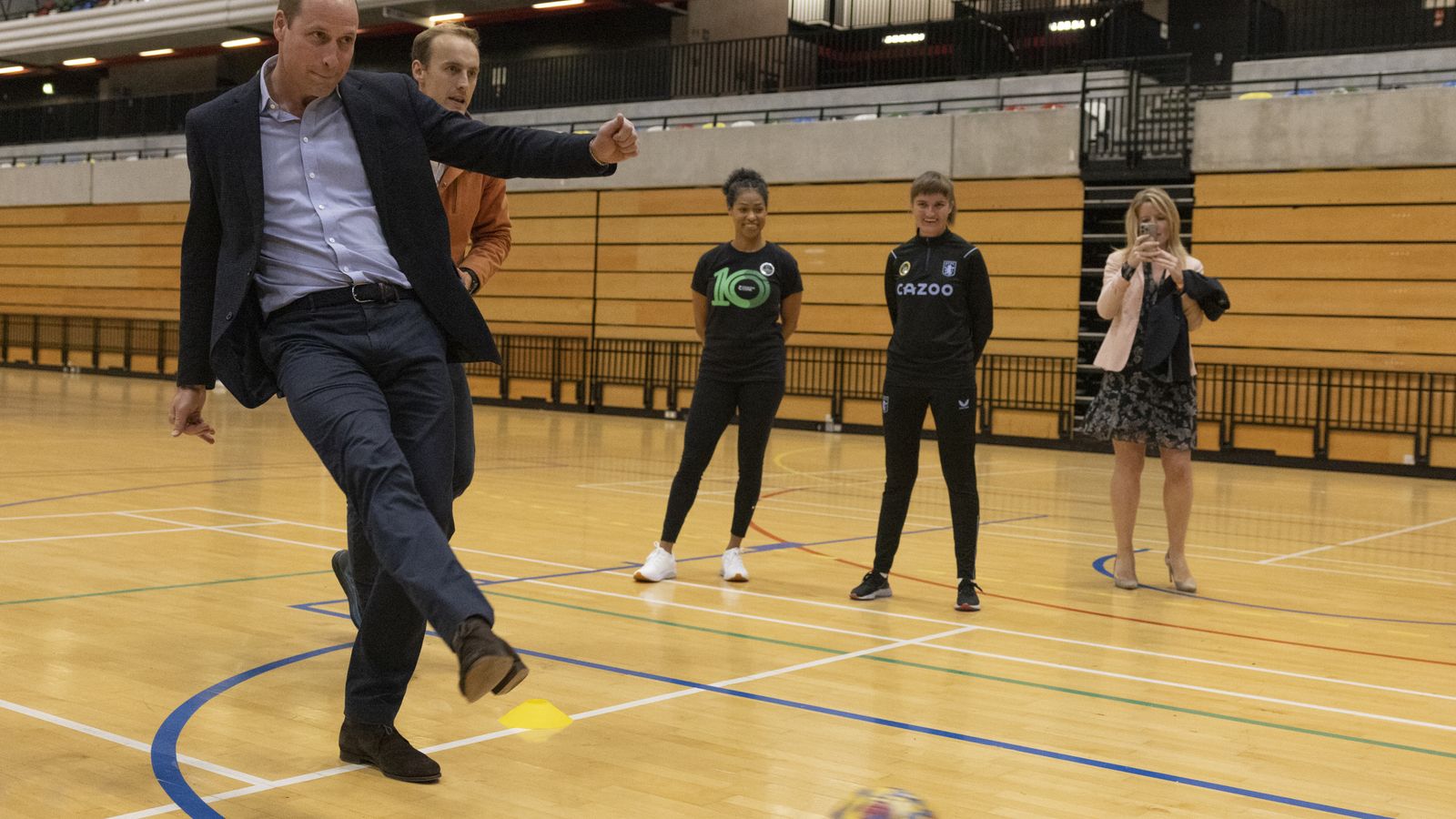 The Punch of Wales! William pulls on gloves and spars with boxer | UK ...