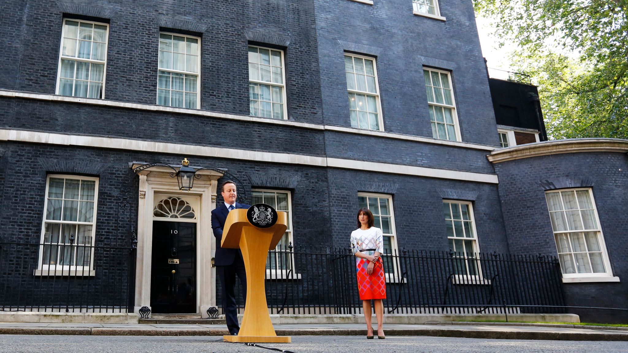 New PM, new lectern: Sunak goes for 'solid and stable' after Truss's ...