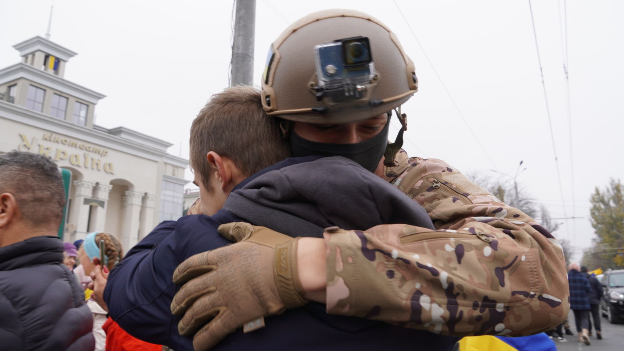 Ukraine war: Tears of relief and joy in Kherson as oppressed Ukrainians ...