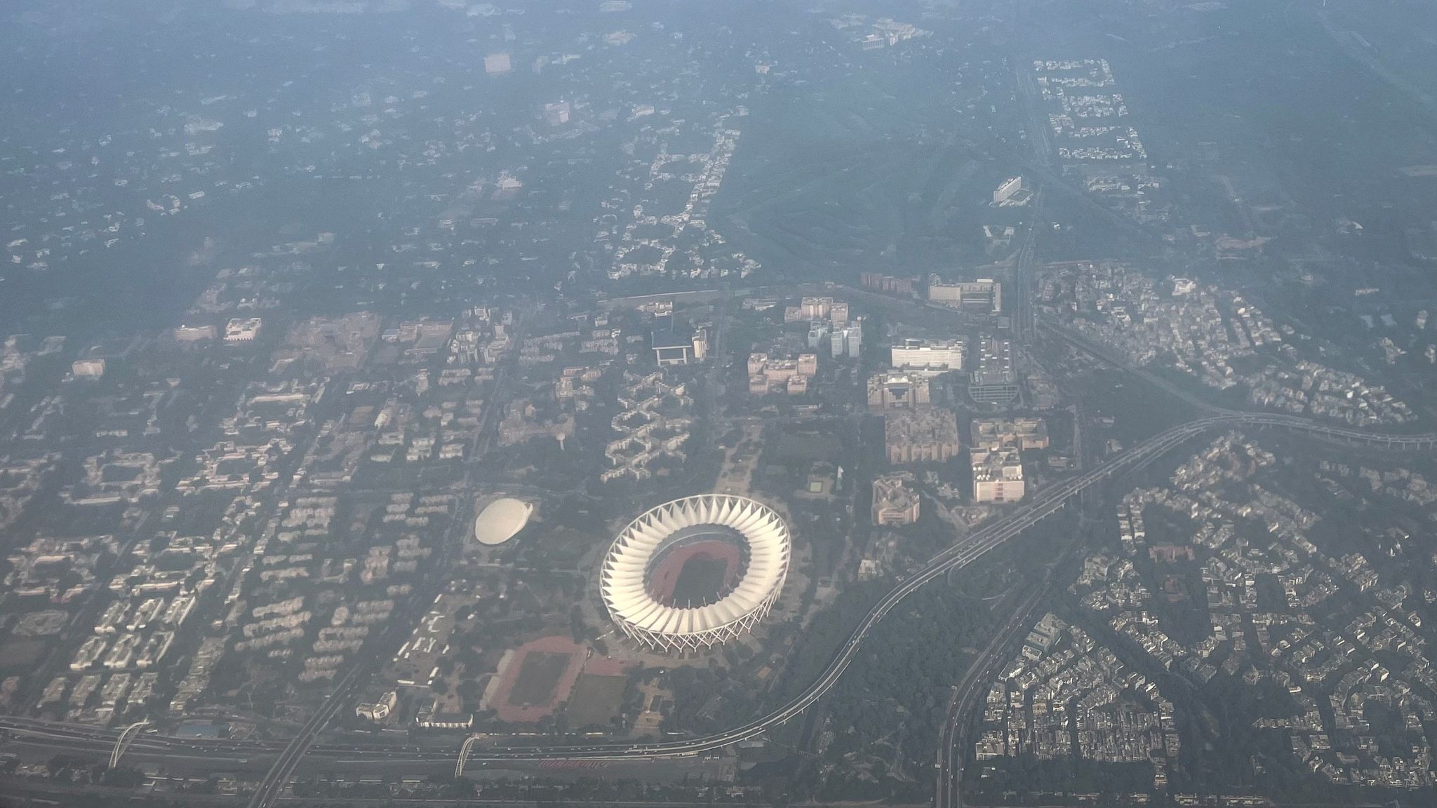 Smog engulfs New Delhi as air pollution reaches 'severe' levels in ...