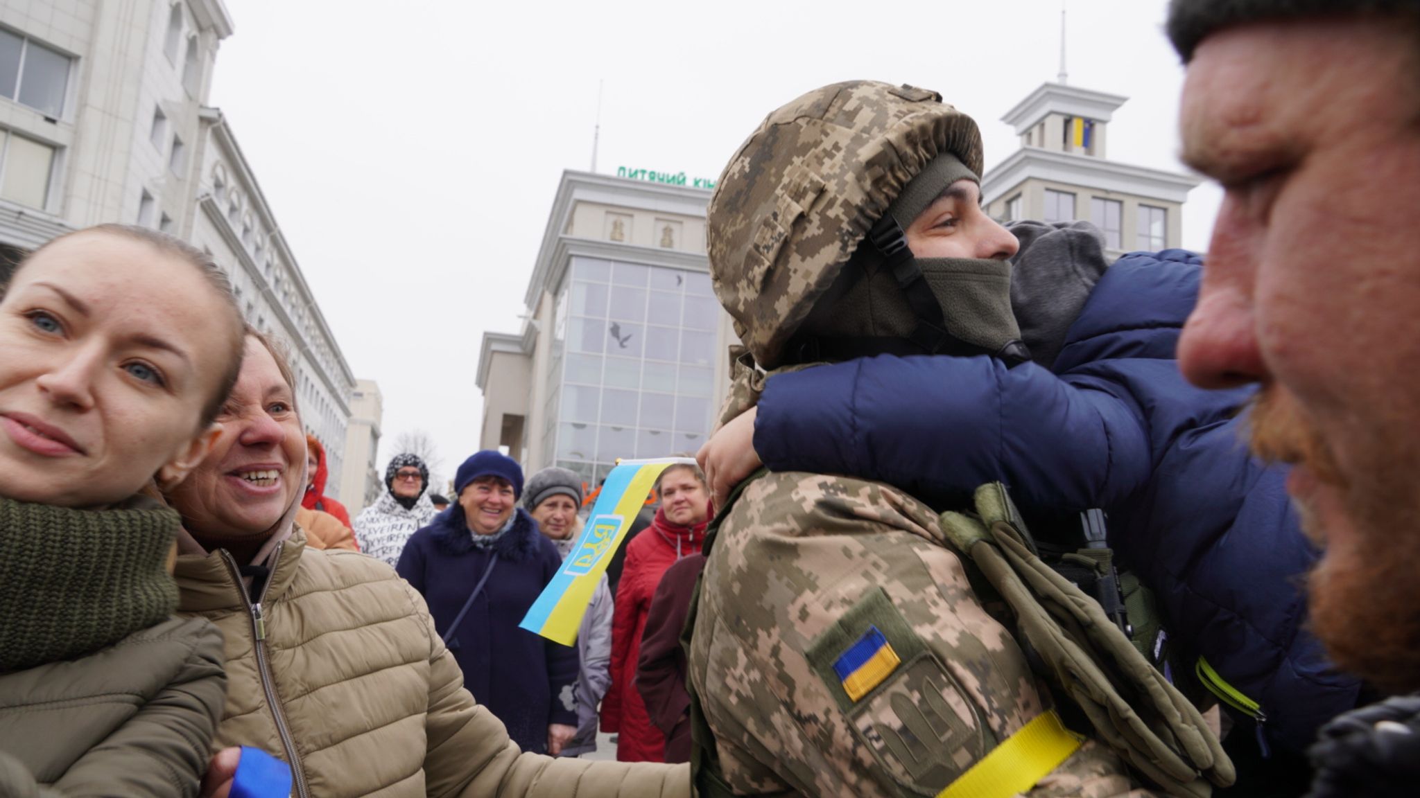 Ukraine war: Tears of relief and joy in Kherson as oppressed Ukrainians ...