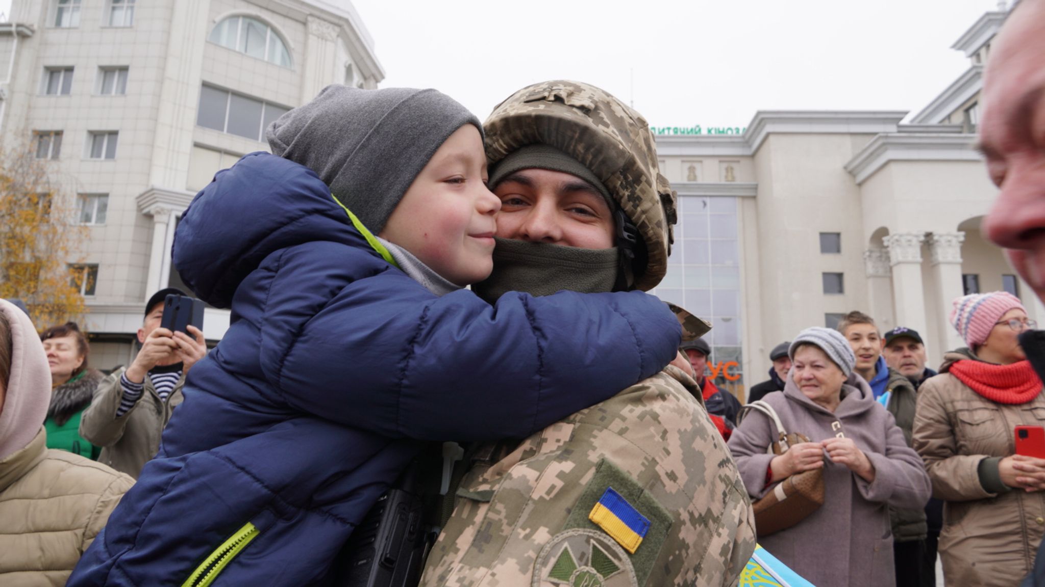Ukraine war: Tears of relief and joy in Kherson as oppressed Ukrainians ...