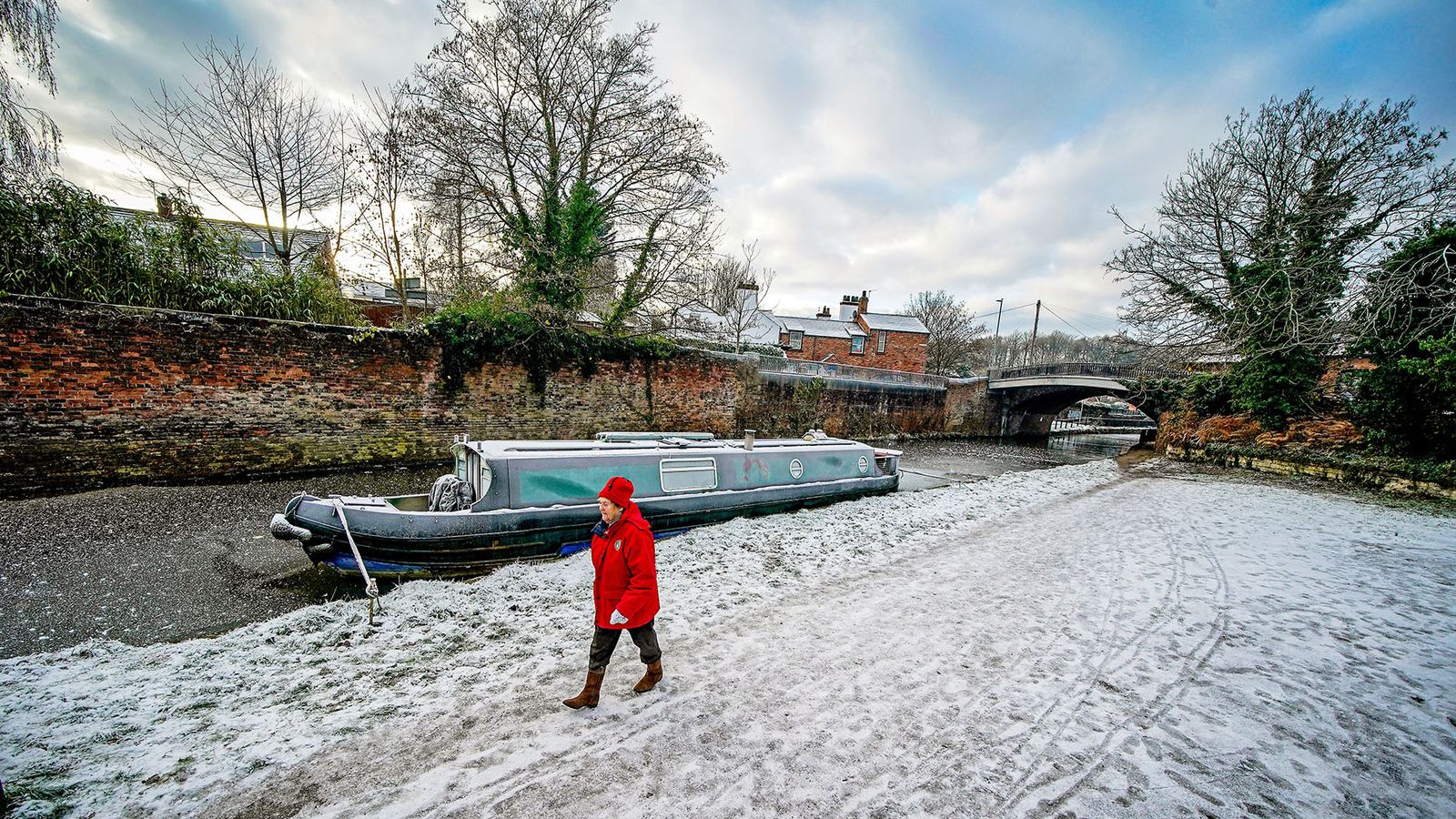 UK weather: 'Danger to life' warning as forecasters predict rare freezing rain and snow | UK ...