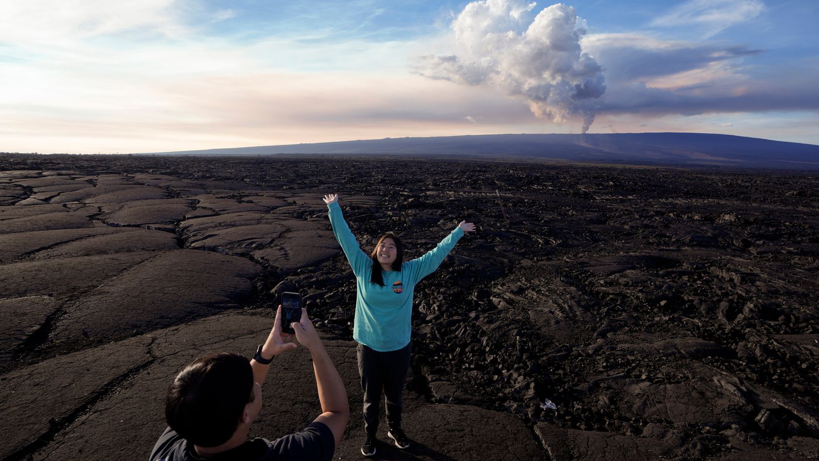 Dramatic lava flows from Hawaii's Mauna Loa volcano attracts crowds taking selfies | World News ...