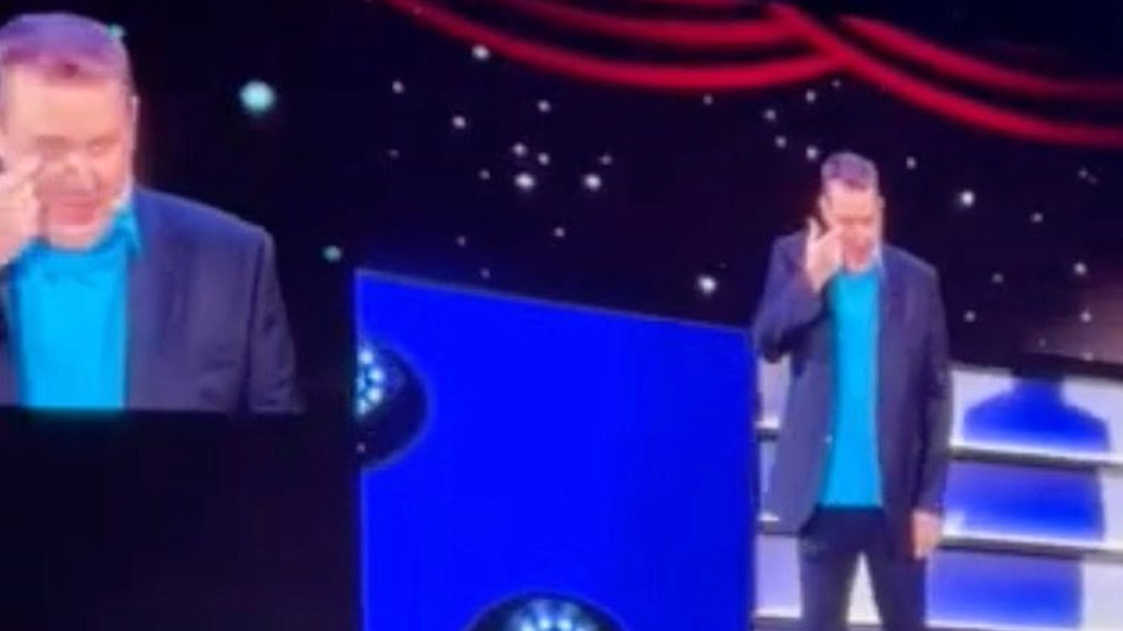 Peter Kay in tears as he gets standing ovation at start of comeback gig ...