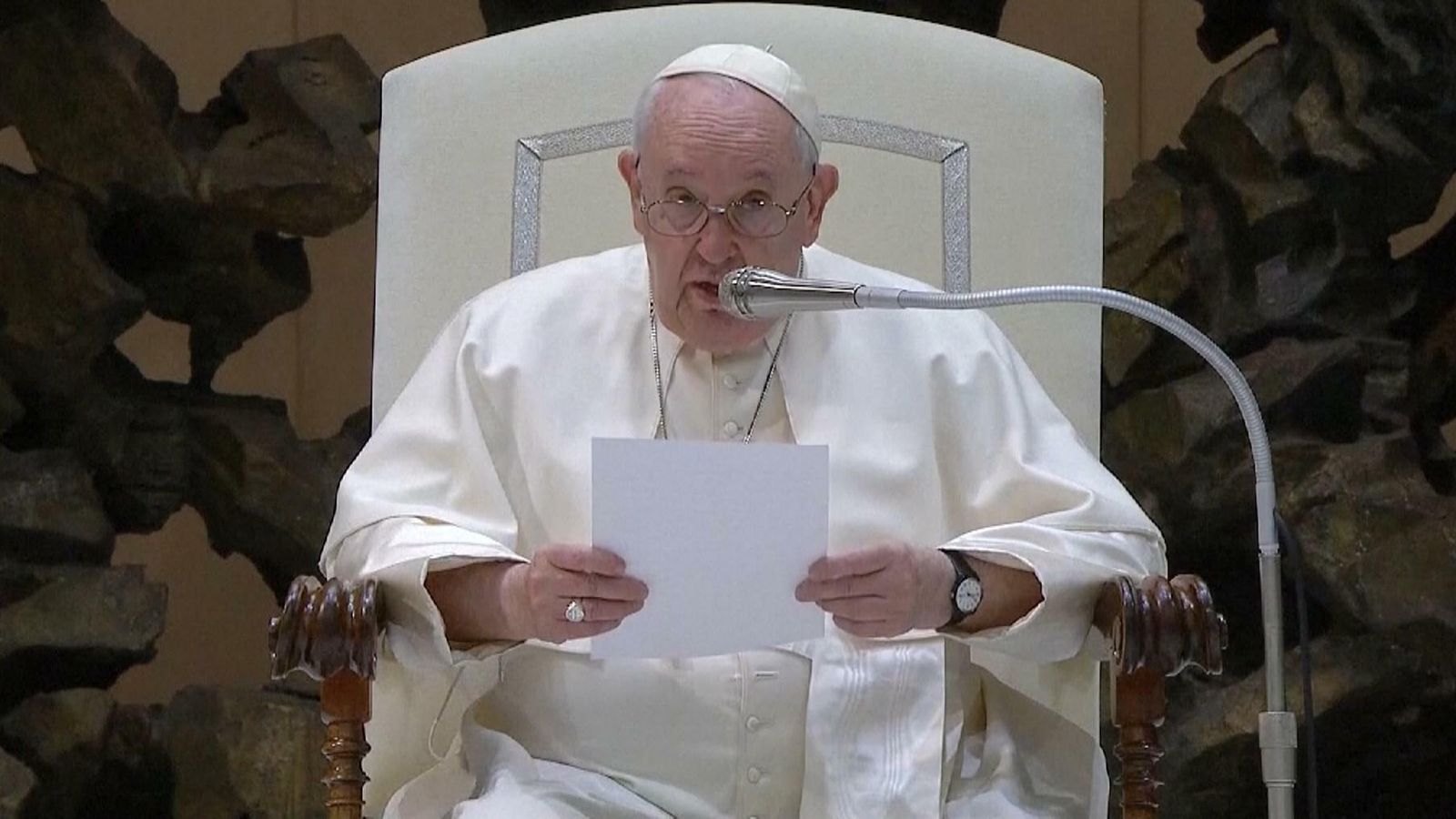 Pope Francis asks for prayers for his 'very sick' predecessor Pope ...