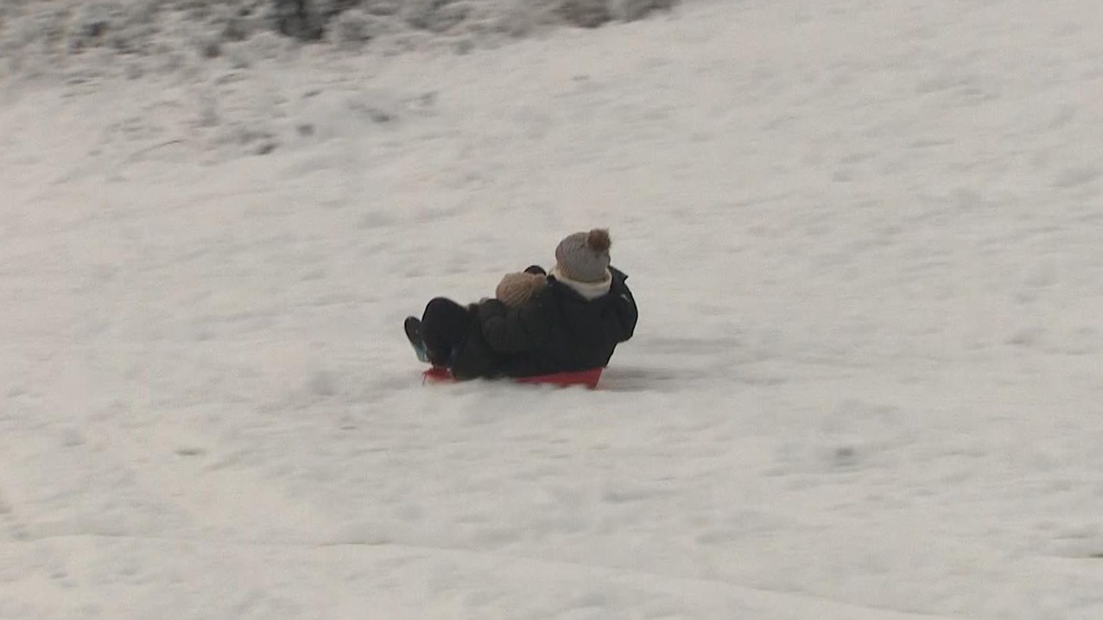 People make the best of the weather as heavy snowfall shuts roads and ...