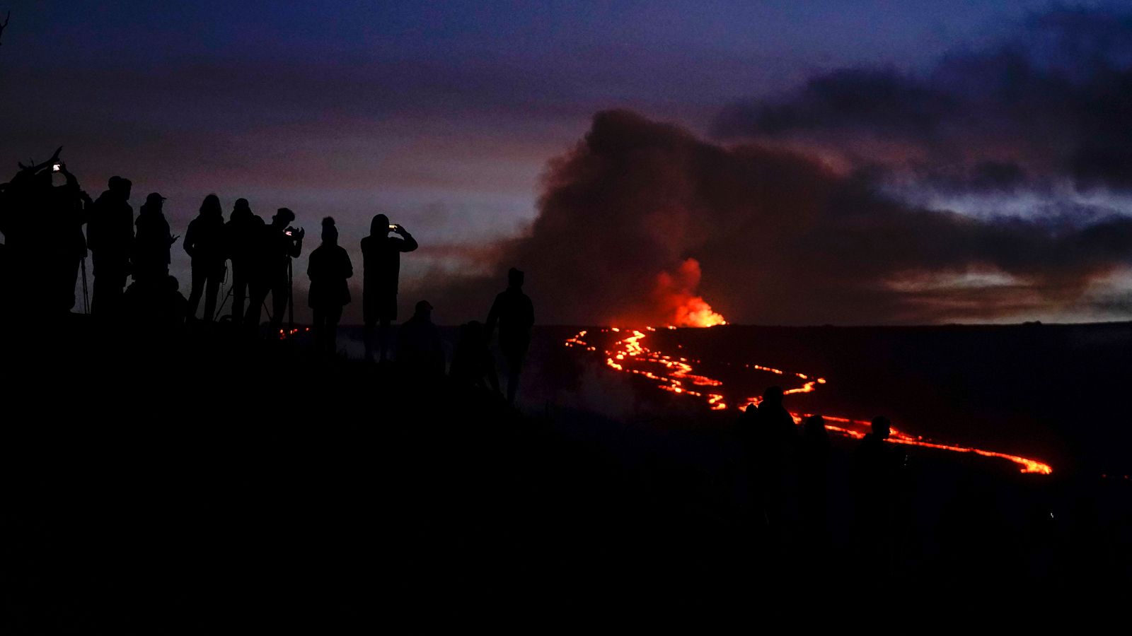 Hawaii's Mauna Loa: Molten lava threatens to block main highway as ...