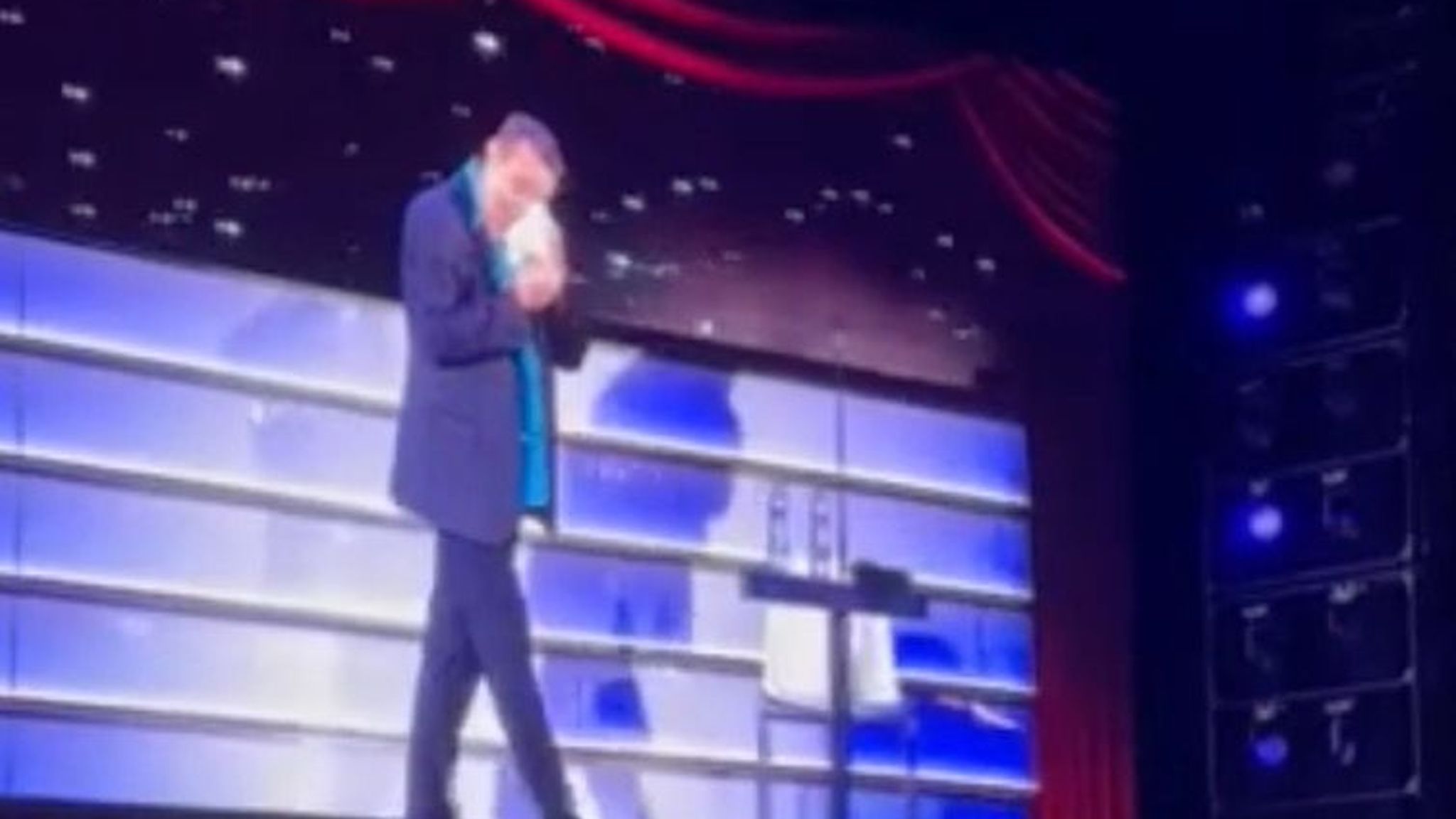 Peter Kay in tears as he gets standing ovation at start of comeback gig ...