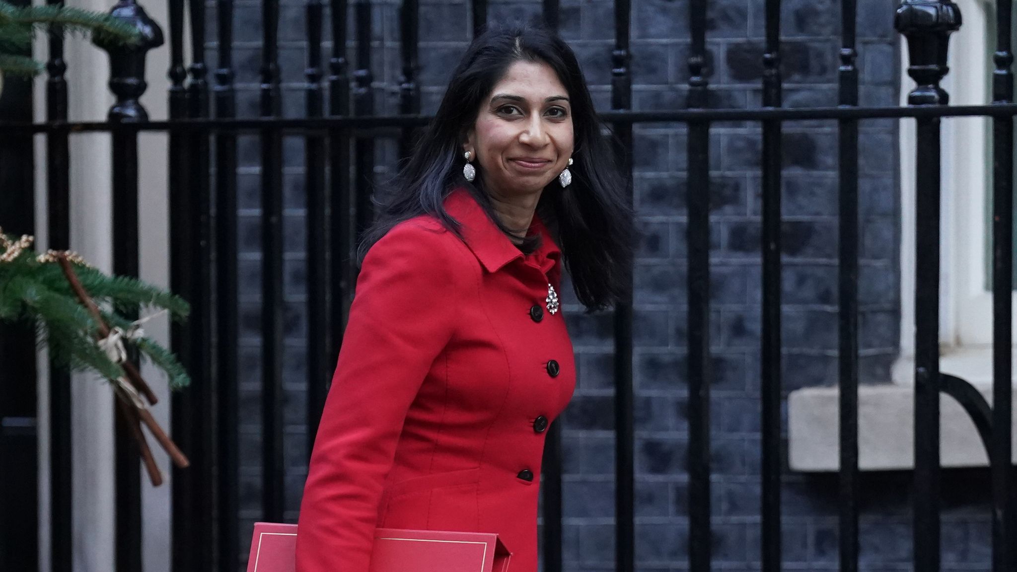 Suella Braverman tells peers to back 'proper penalties' for disruptive ...