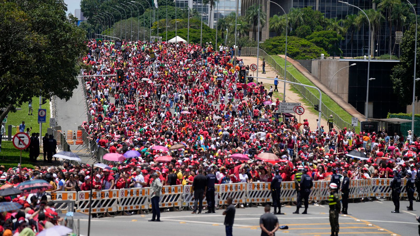 Lula inauguration: Man carrying explosive device and knife arrested ...