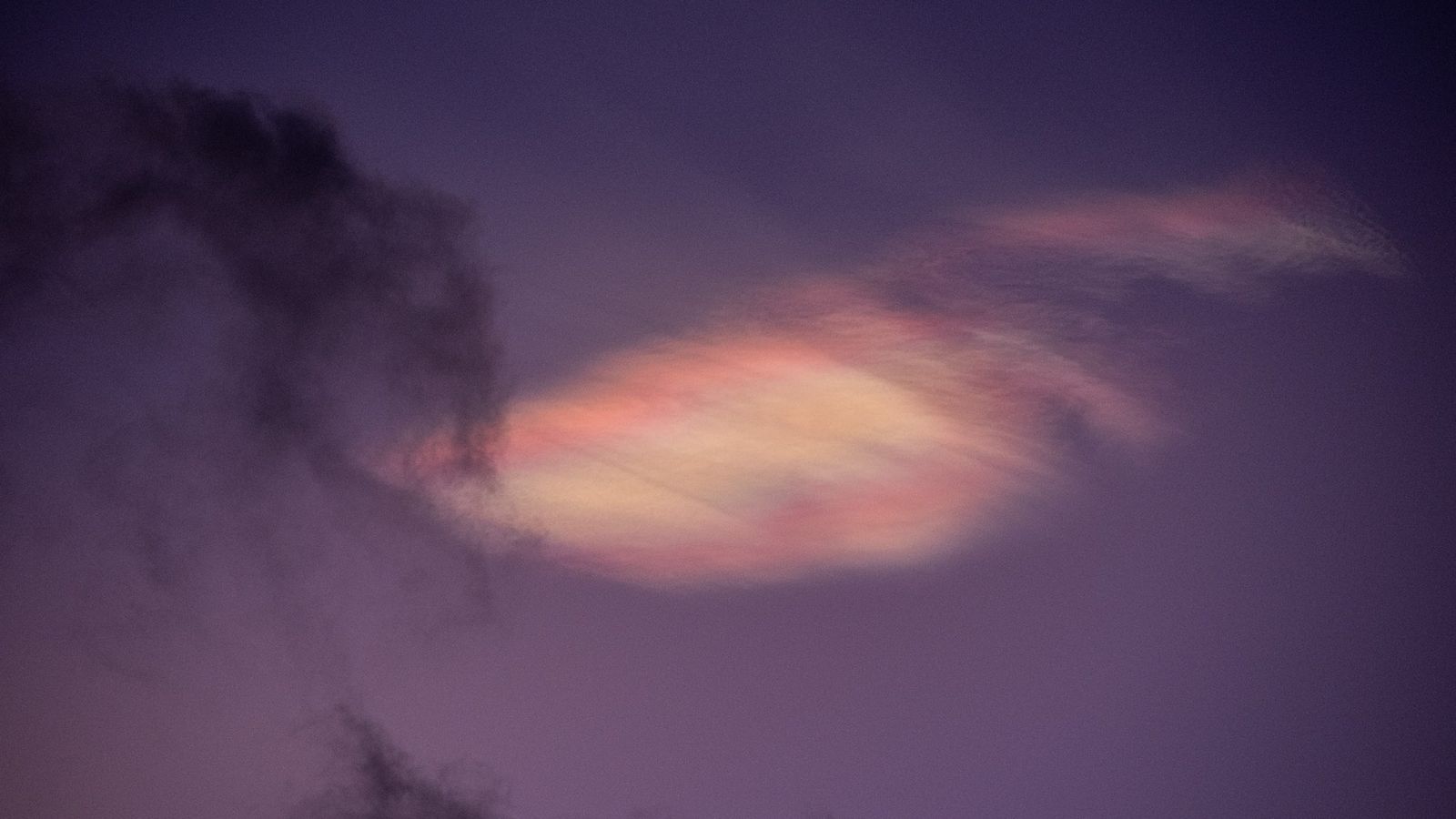 Sky-gazers spot rare and vivid 'mother-of-pearl' cloud in Scotland | UK ...