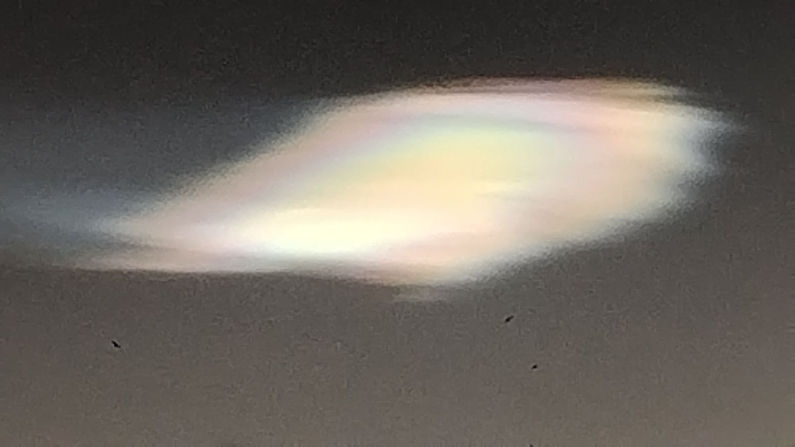 Sky-gazers spot rare and vivid 'mother-of-pearl' cloud in Scotland | UK ...