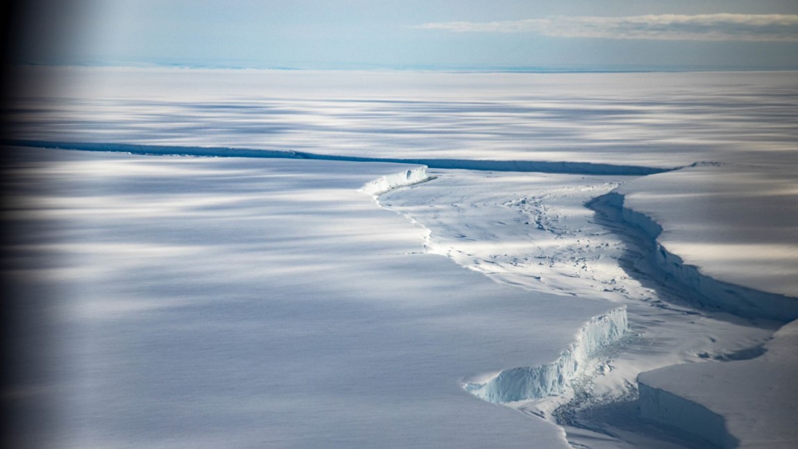 Brunt Ice Shelf: Giant iceberg breaks away from Antarctic ice shelf ...