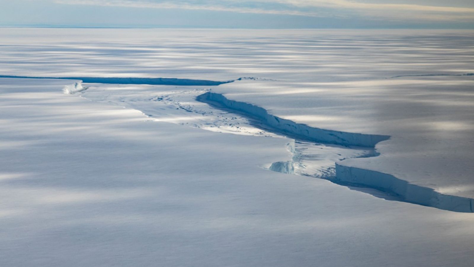 Brunt Ice Shelf: Giant iceberg breaks away from Antarctic ice shelf ...