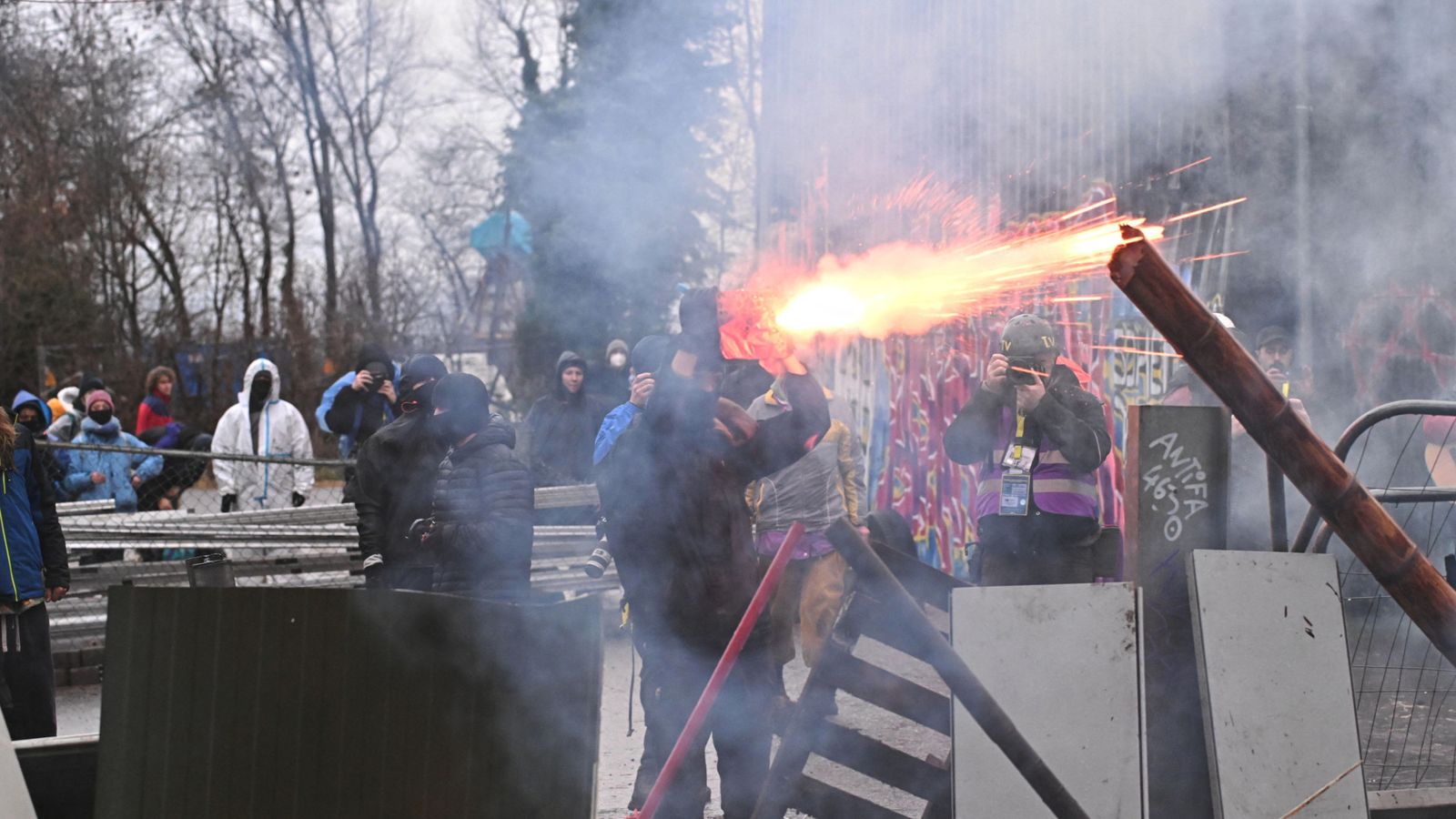 German riot police start removing Luetzerath village activists blocking ...