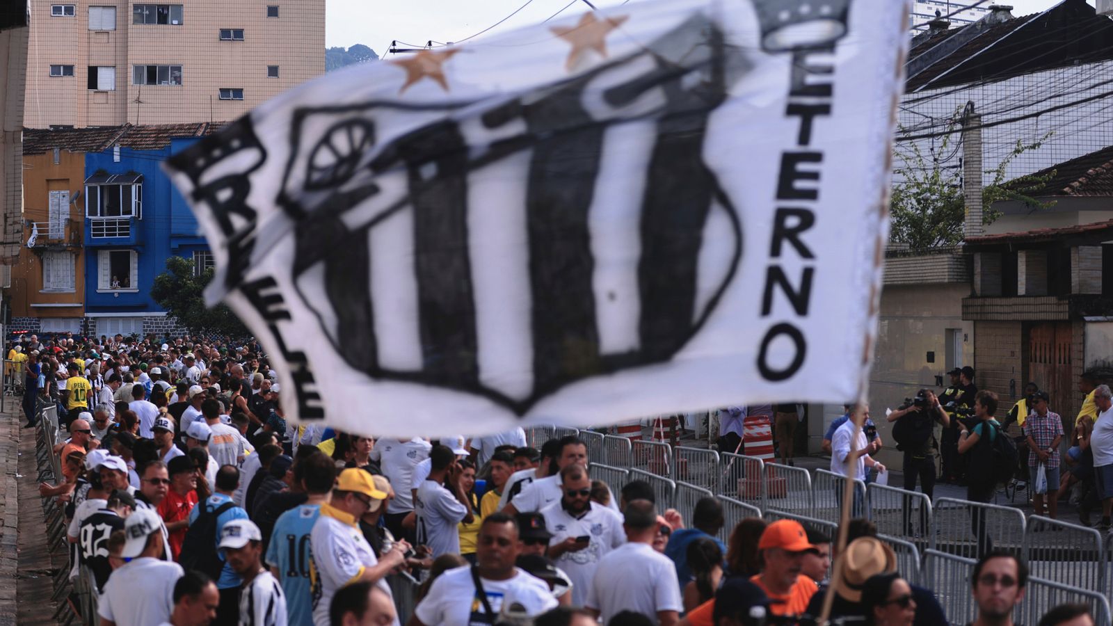 Fans pay their respects to Pele | News UK Video News | Sky News