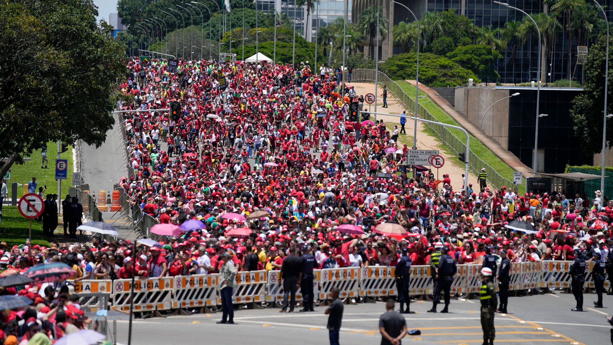 Lula inauguration: Man carrying explosive device and knife arrested ...