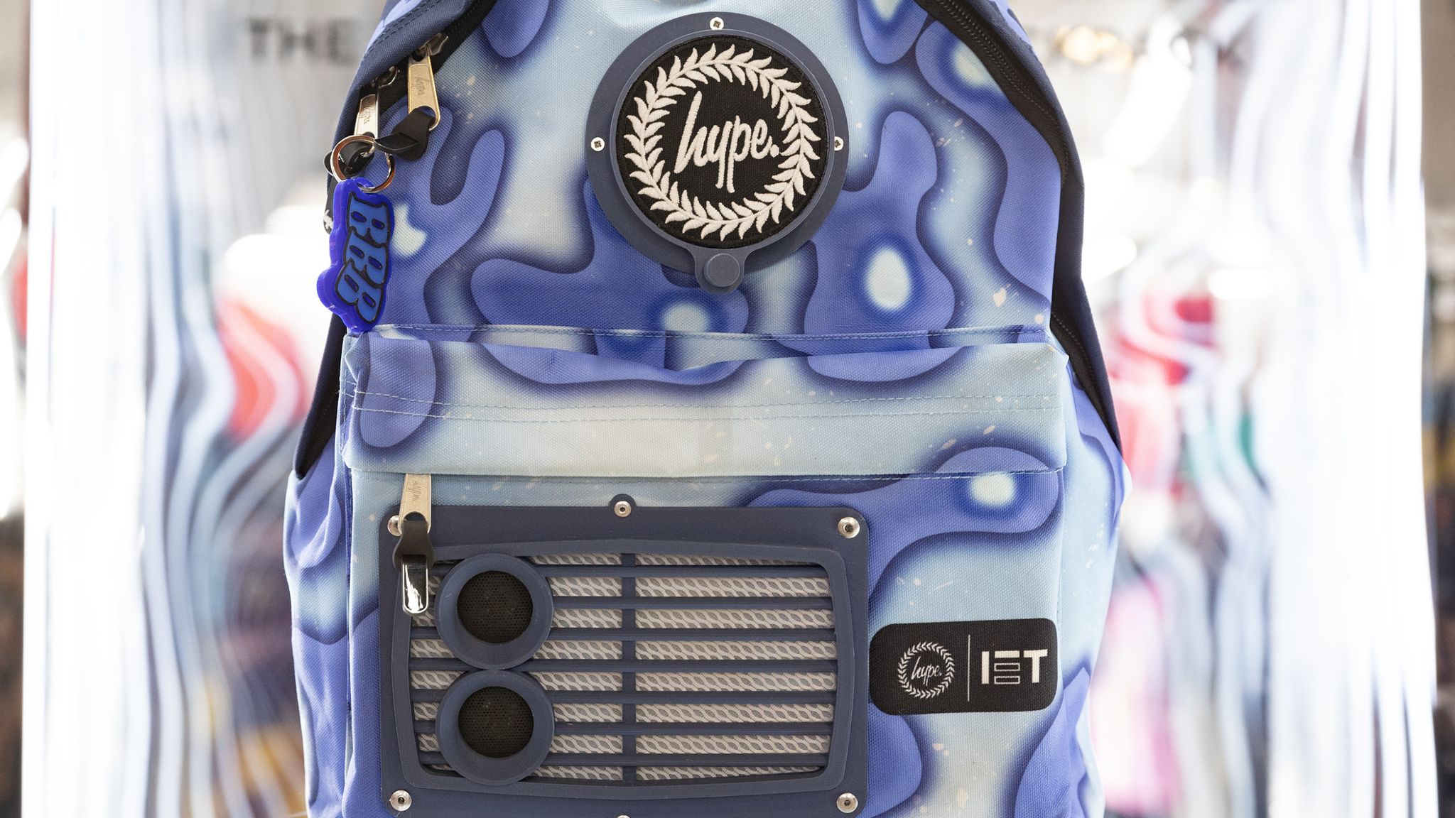 Schoolgirl's hi-tech backpack designed to tackle airborne diseases ...