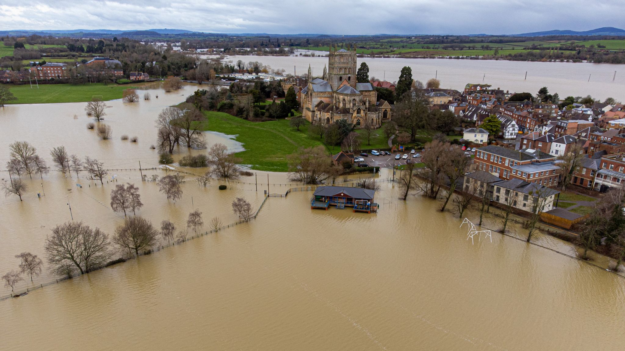 UK weather: Flood warnings increase as temperatures fall - leading to ...