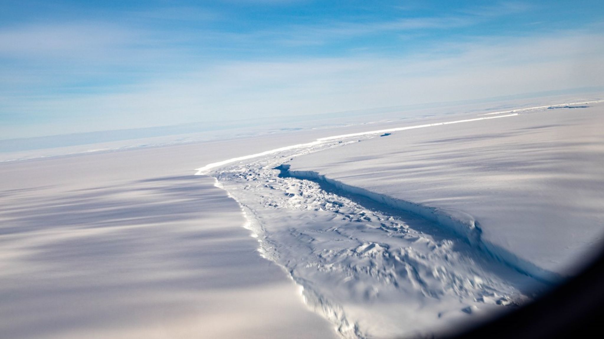 Brunt Ice Shelf: Giant iceberg breaks away from Antarctic ice shelf ...