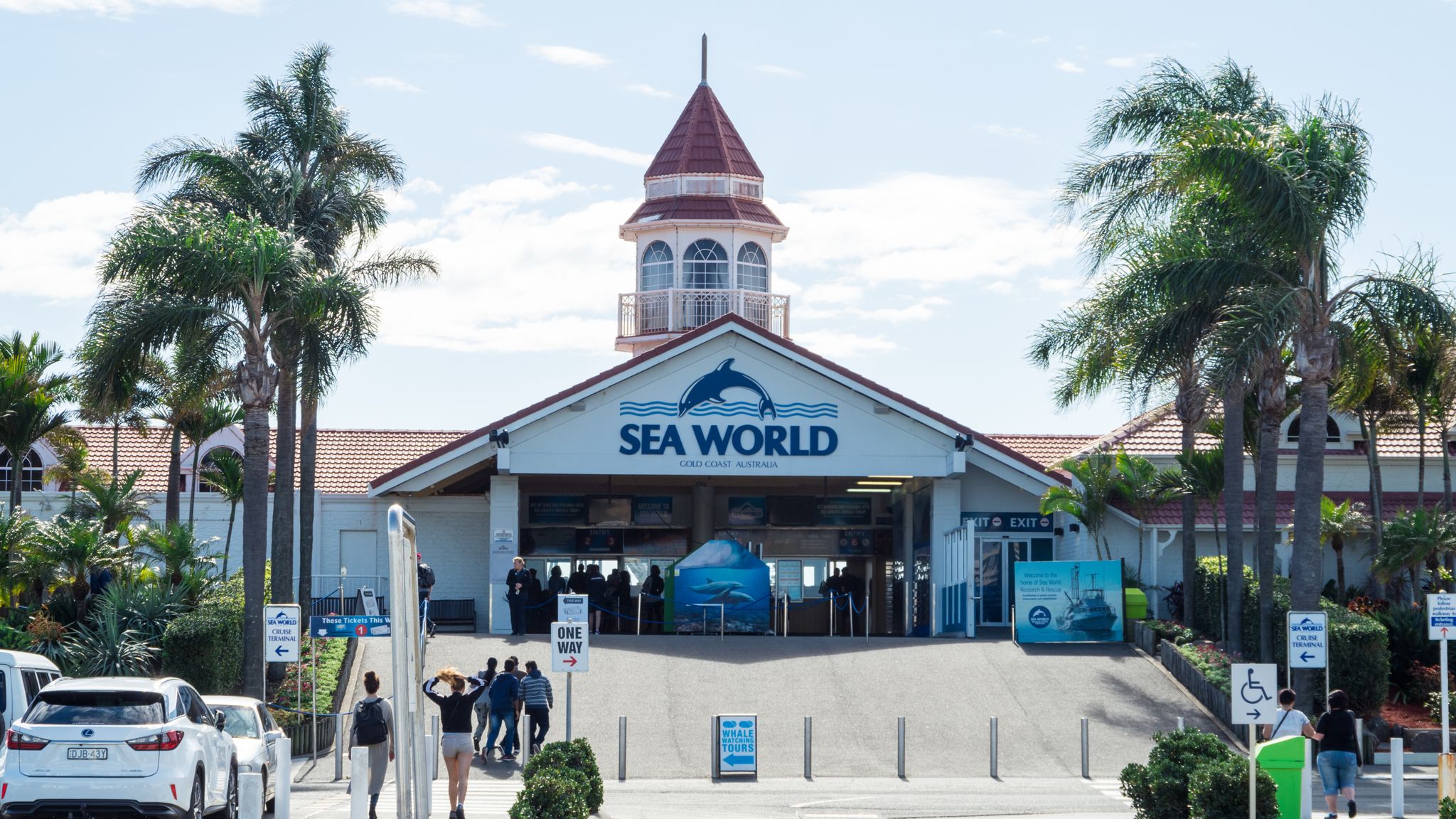 Four dead after two helicopters collide in mid-air near Sea World theme ...